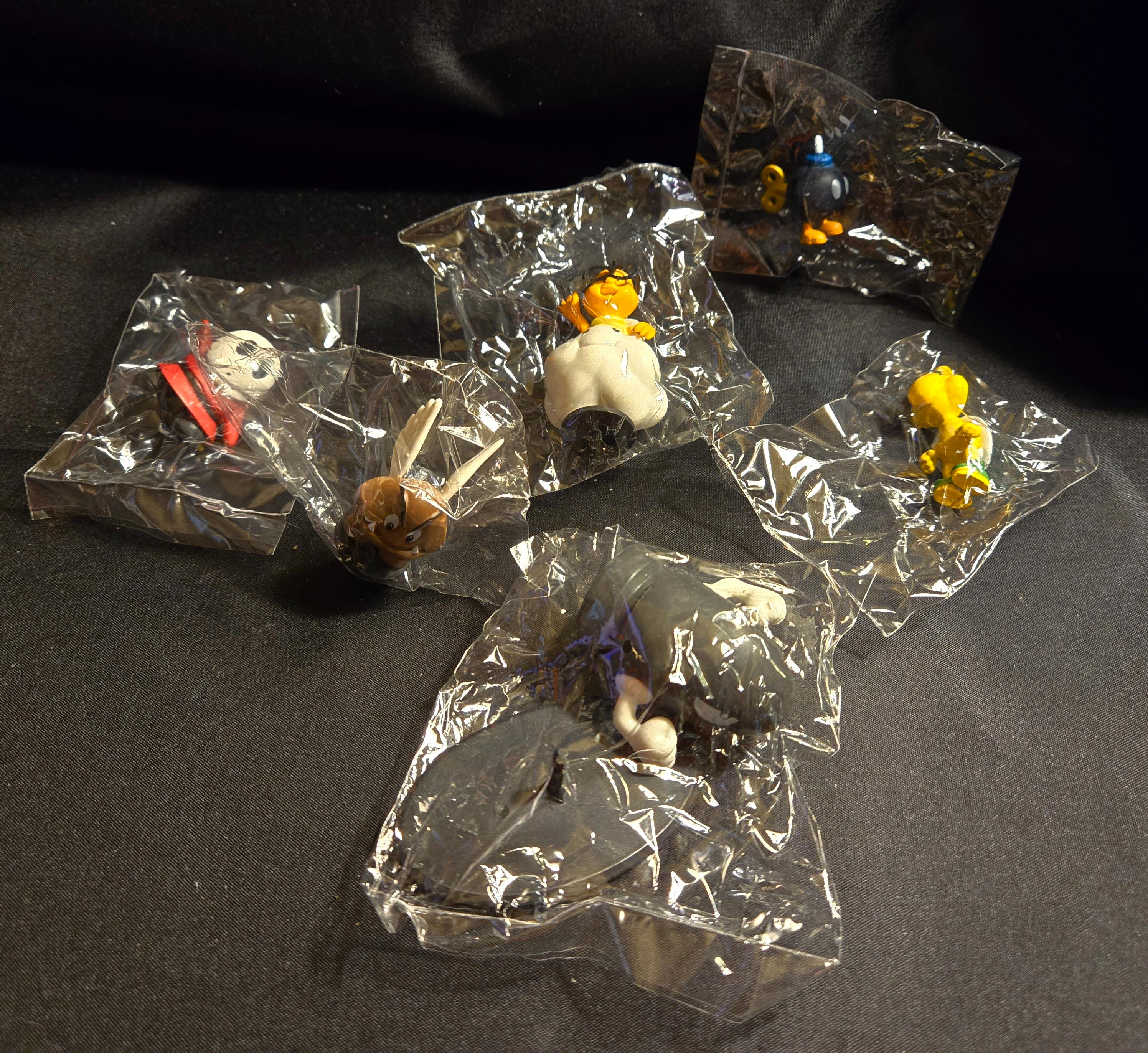 #10 Nintendo Figures