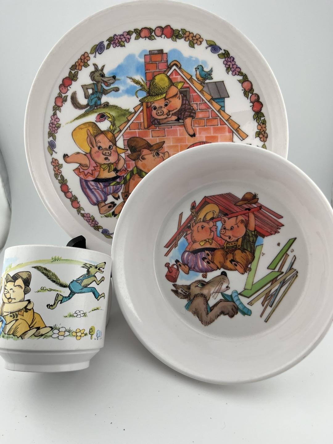 Vintage Oneida Deluxe Melamine Children's dishes. "Three Little Pigs"