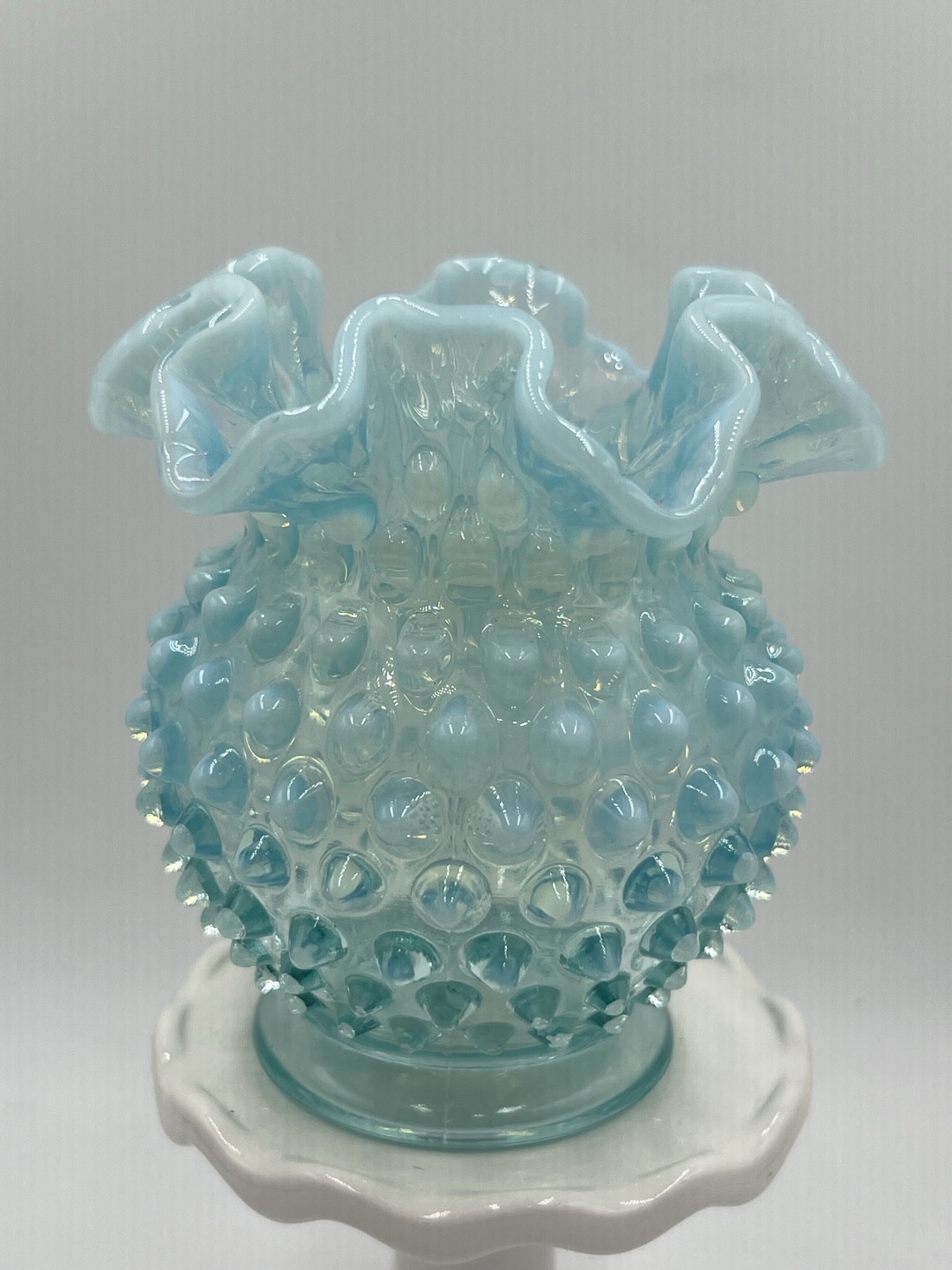 32 Vtg Fenton Opalescent Hobnail Ruffled Ball Vase 4.5”