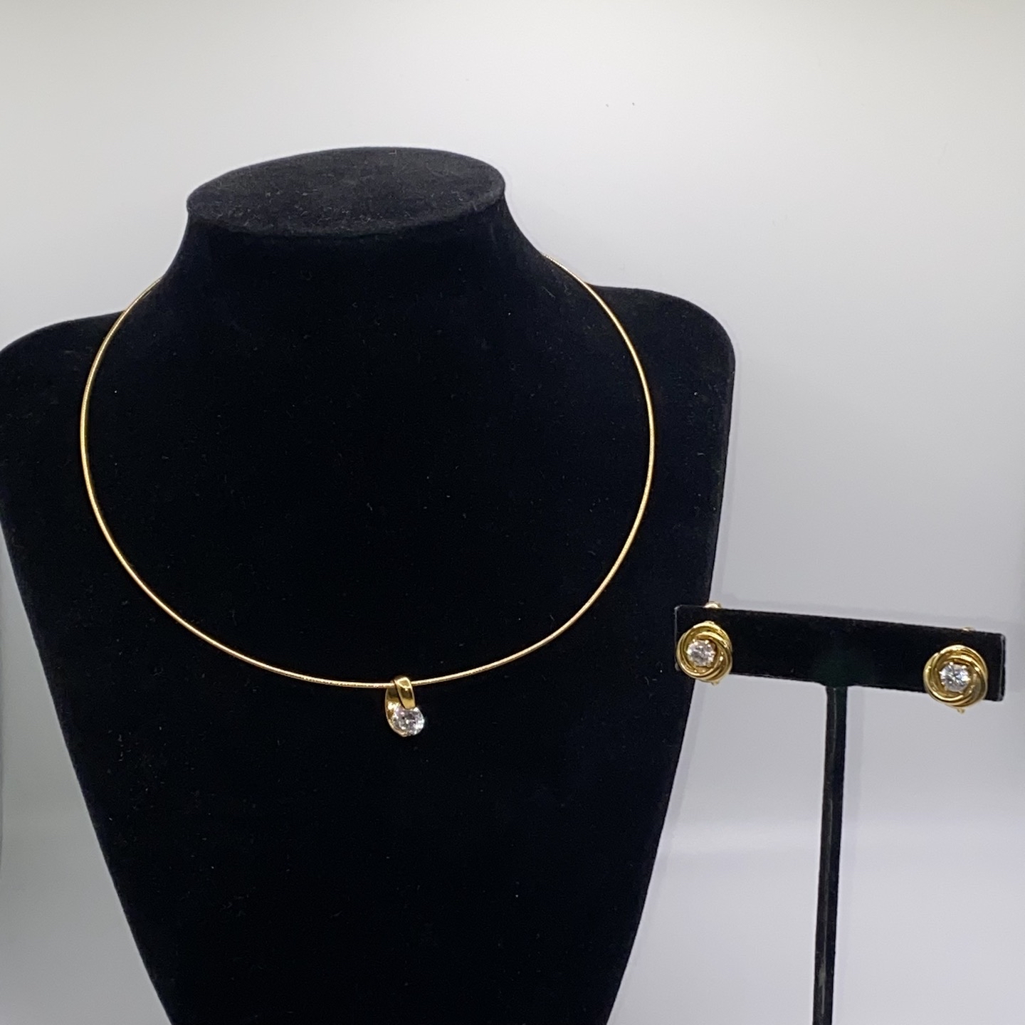 (Bundle Of 2) 10” Vtg Avon Memory Wire Necklace w/Glass Pendant + .5 ...