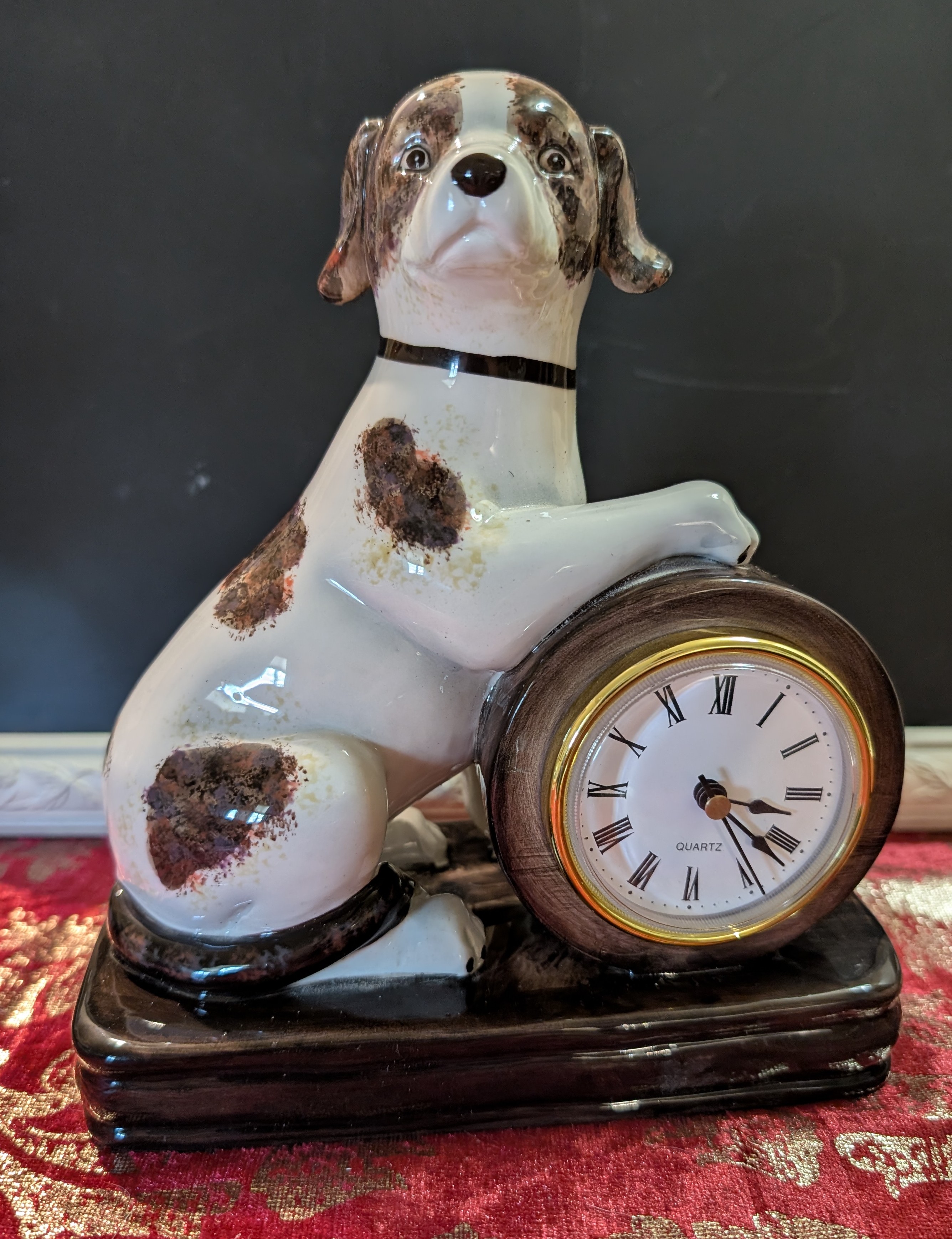 Library Classics Spotted Beagle Quartz Desk Clock