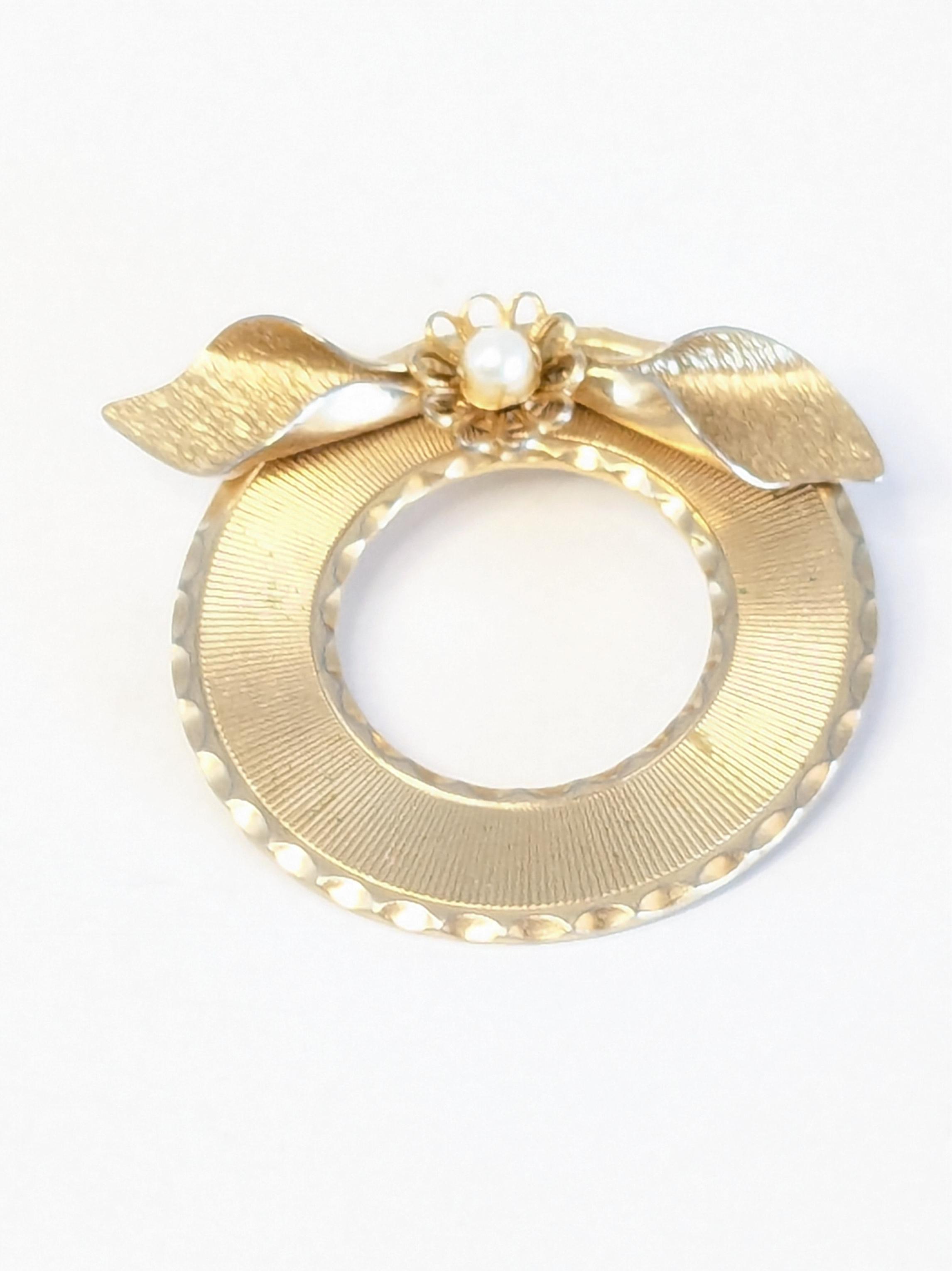 Vintage Faux Pearl Flower and Leaf Round Brooch Pin Gold Tone