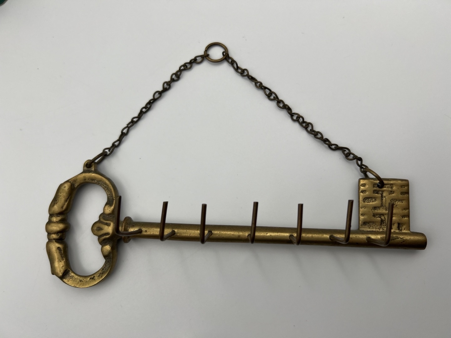 28 - Vtg Brass Skeleton Key Wall Hanging 7 Hook 7.5”