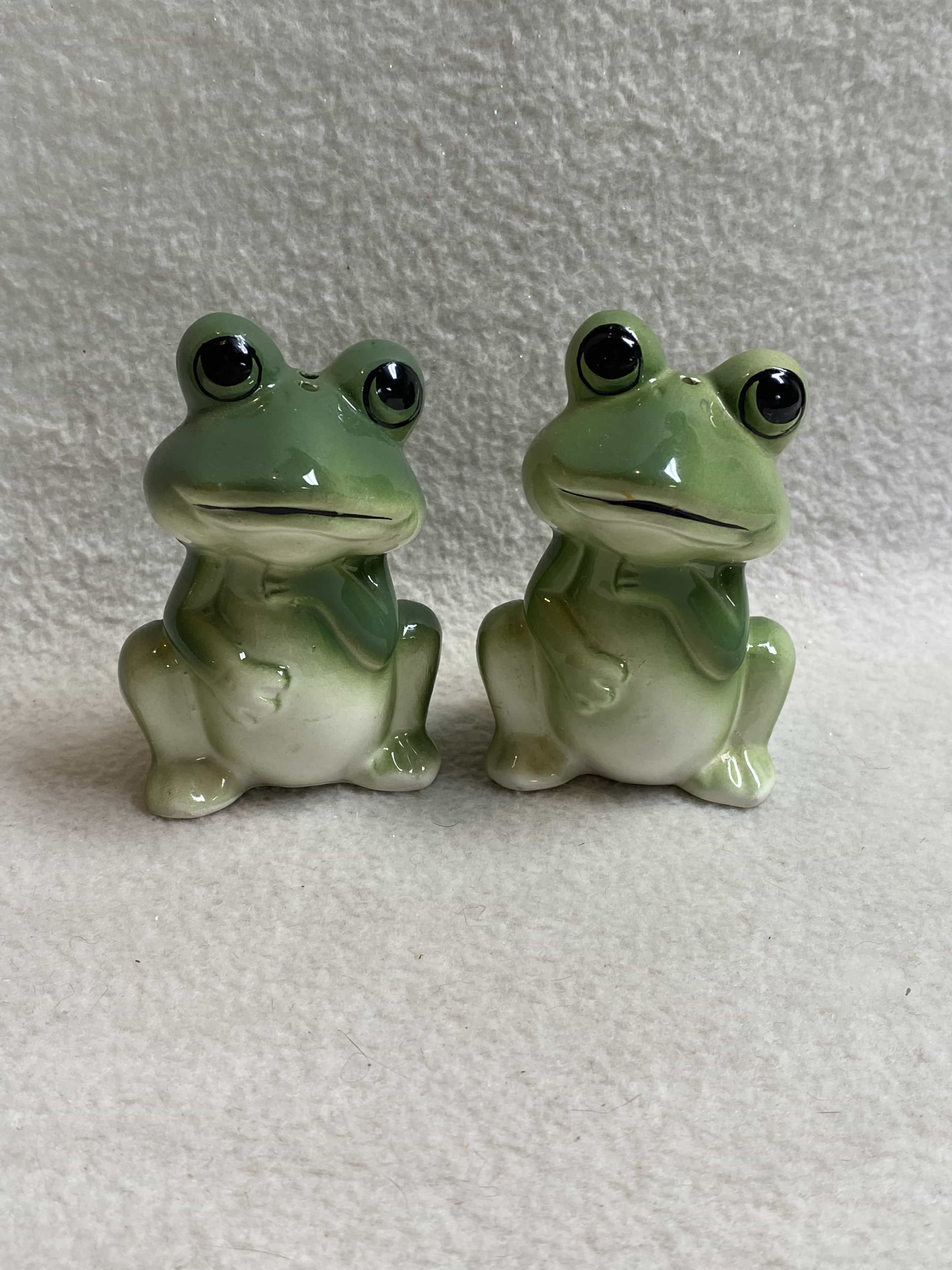 Vintage Salt and Pepper Shakers - Green Frogs (N111)