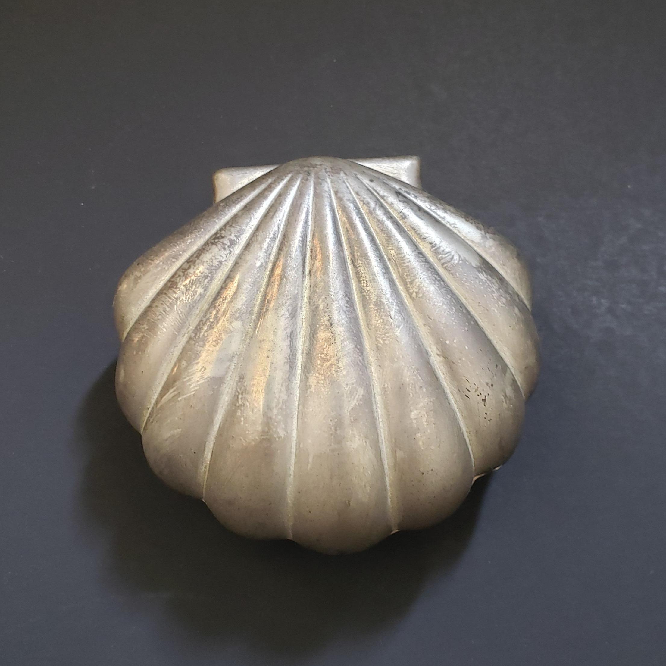 Metal Clam Shell Ring Box