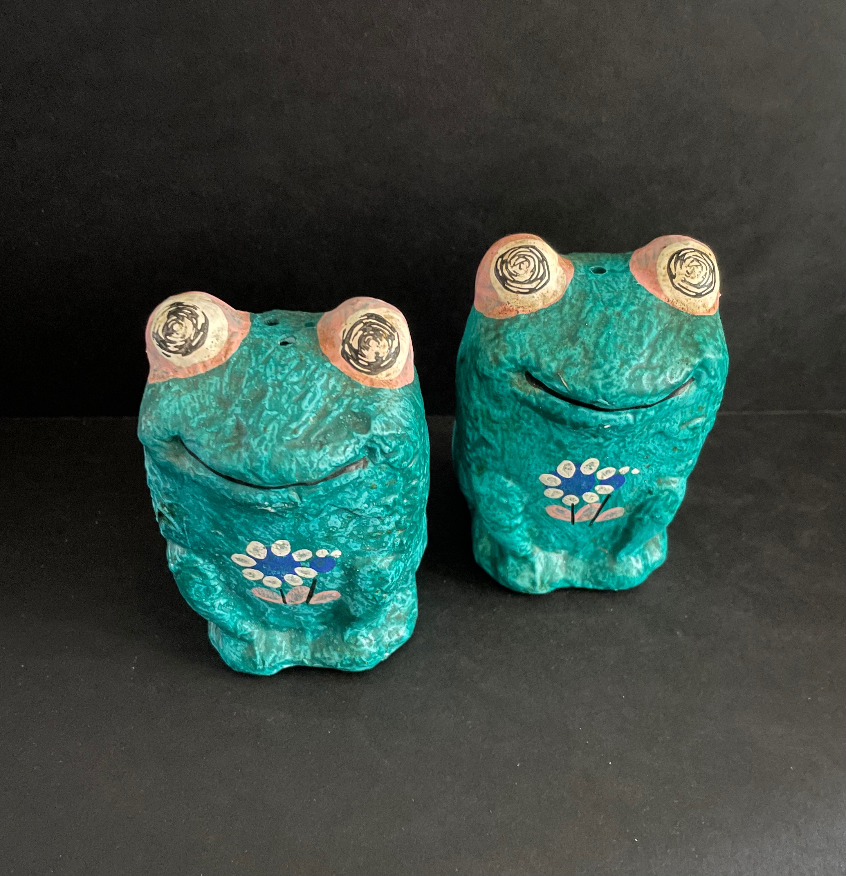 Cute Smiling Frogs Salt & Pepper Shakers