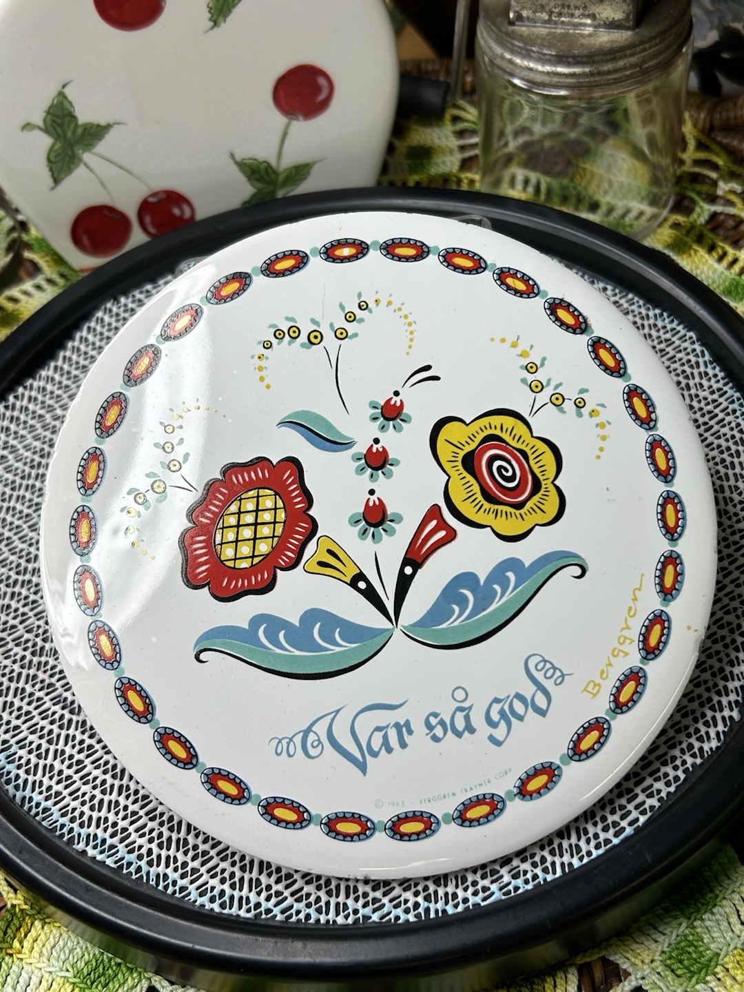 Pennsylvania Dutch-Look Ceramic Trivet