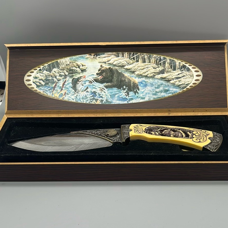 BEAR & CUB CARVED HANDLE COLLECTABLE 5" KNIFE IN ORIGINAL BOX