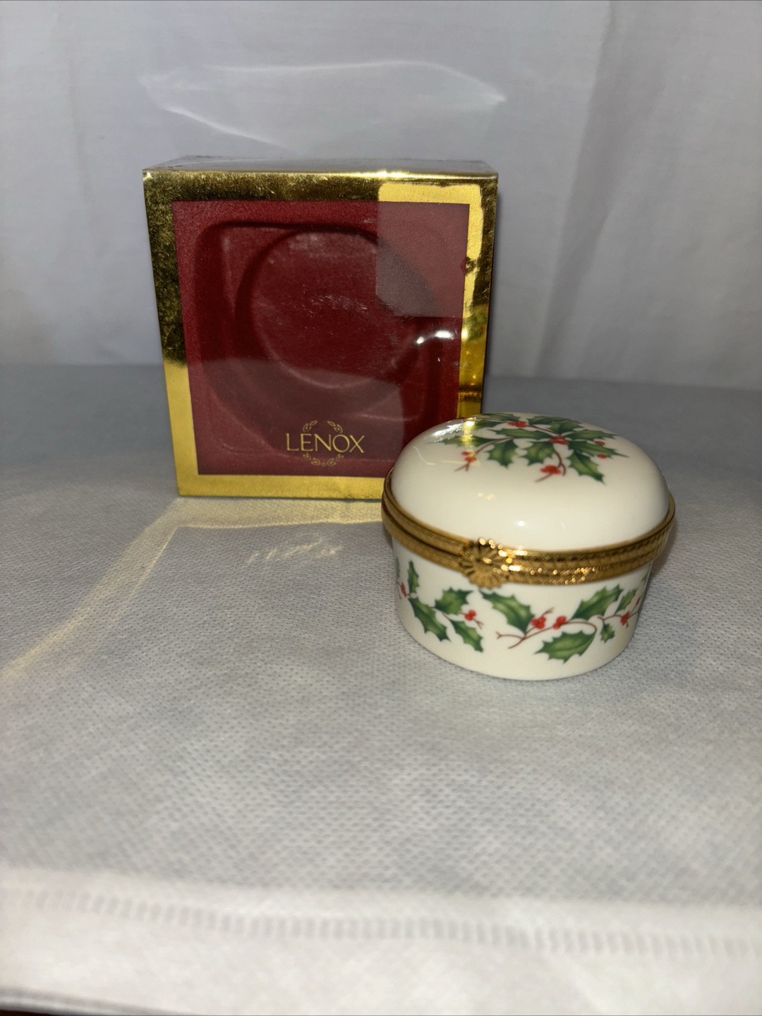 Lenox Holly Berry Porcelain Round Hinged Holiday Trinket Box w Gold Trim