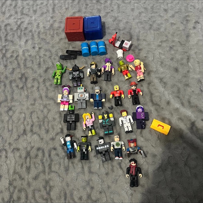 Roblox Toys Action Figures Lot Of 30+ Figure Pack w/ Accessories