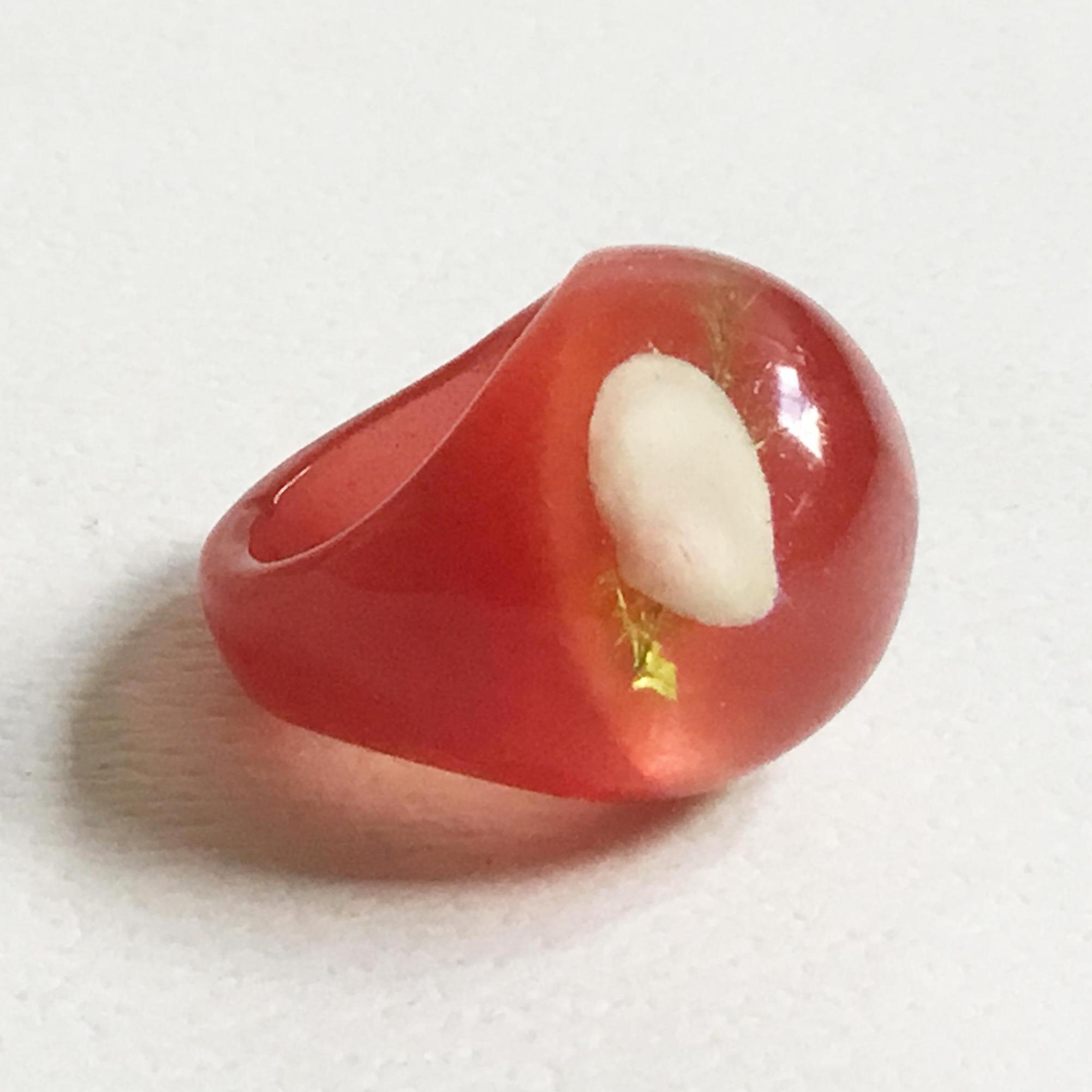Vintage Lucite Red Encapsulated Seashell Shell Chunky Dome Bubble Ring