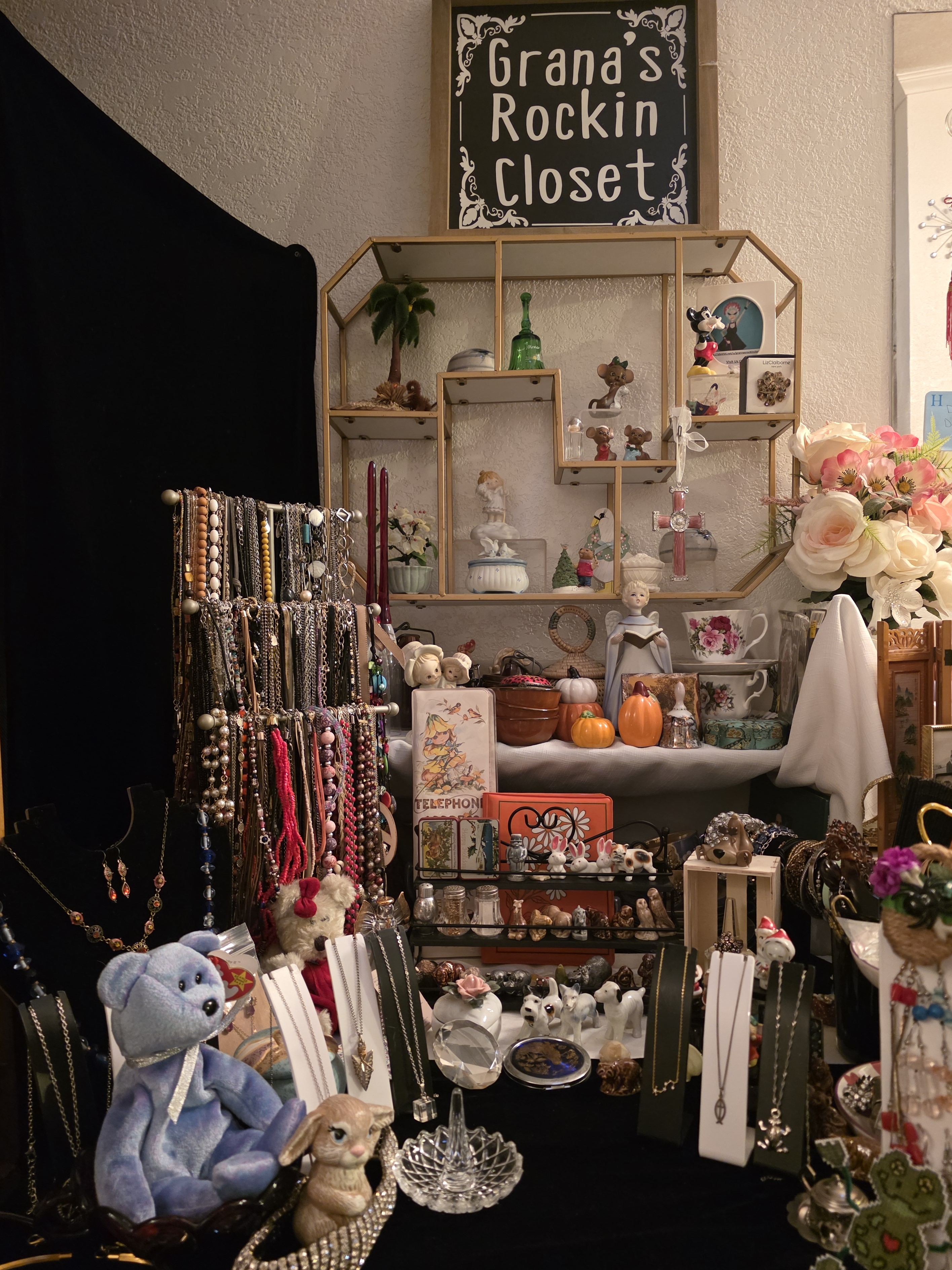 Come see whats in Grannas Closet Today $1, $2, $3 starts