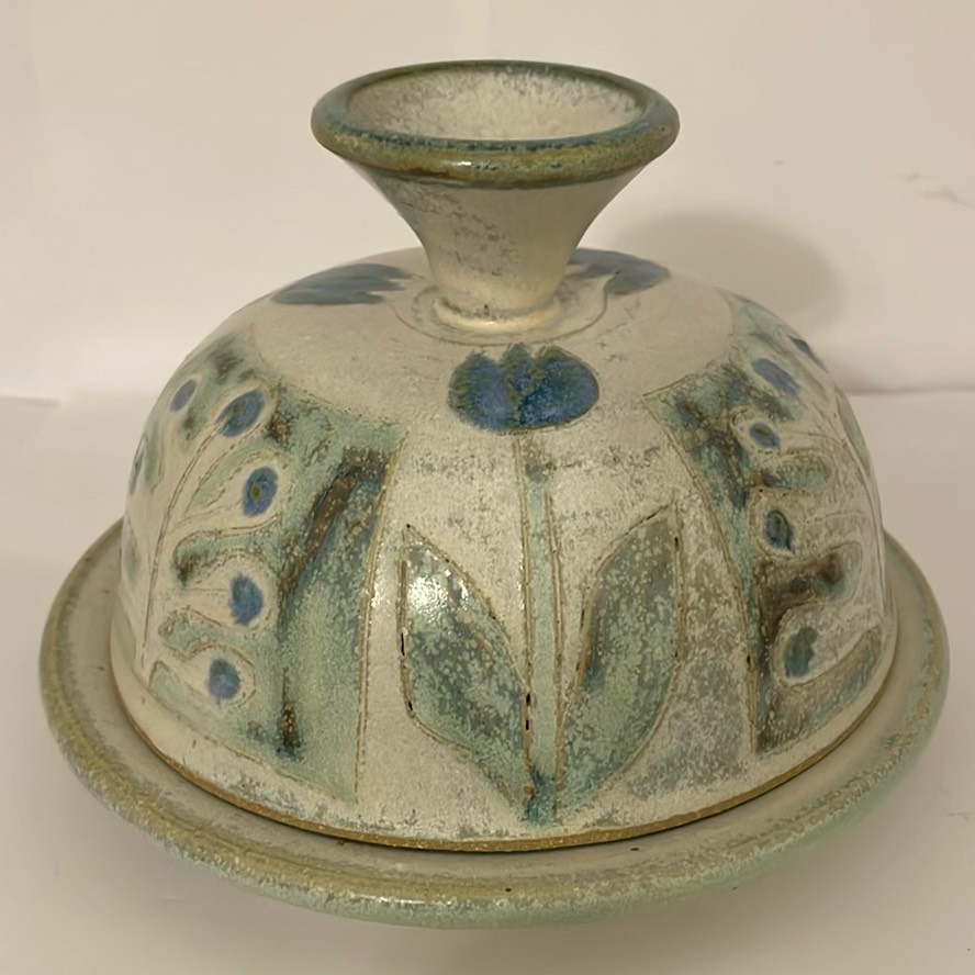 #554 1986 Covered Cheese Plate/Butter Dish Pottery With Tulips And ...