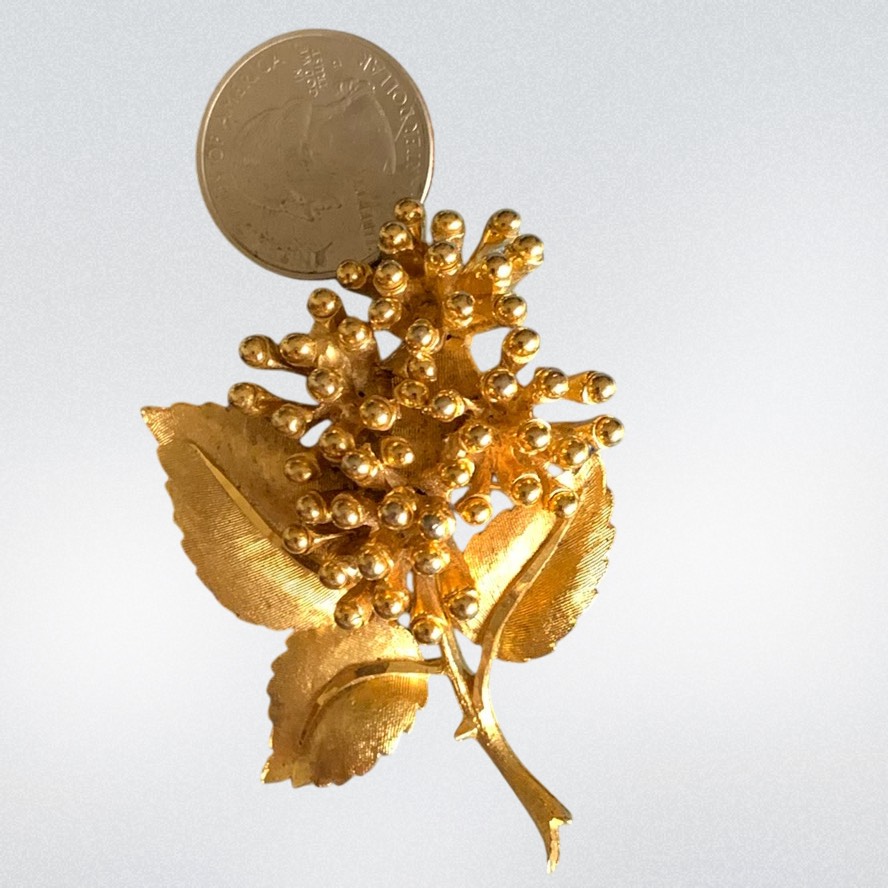 Stunning BSK Gold Tone Flower Broach With Gold Tone