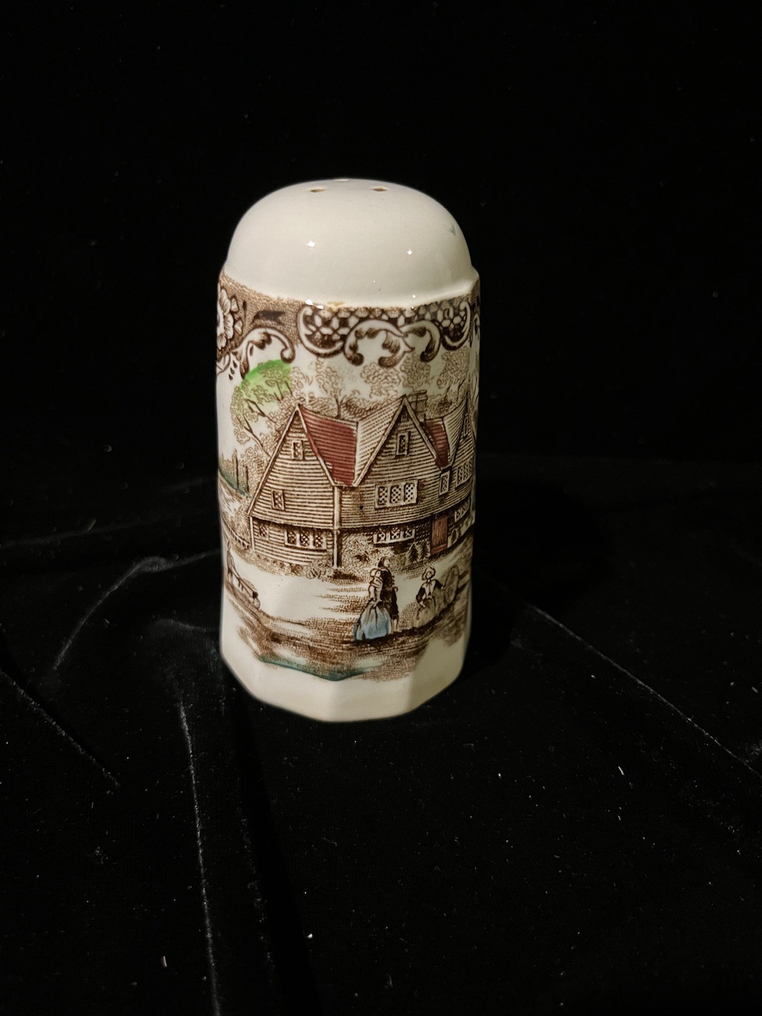 #338 - Johnson Bros Heritage Shaker