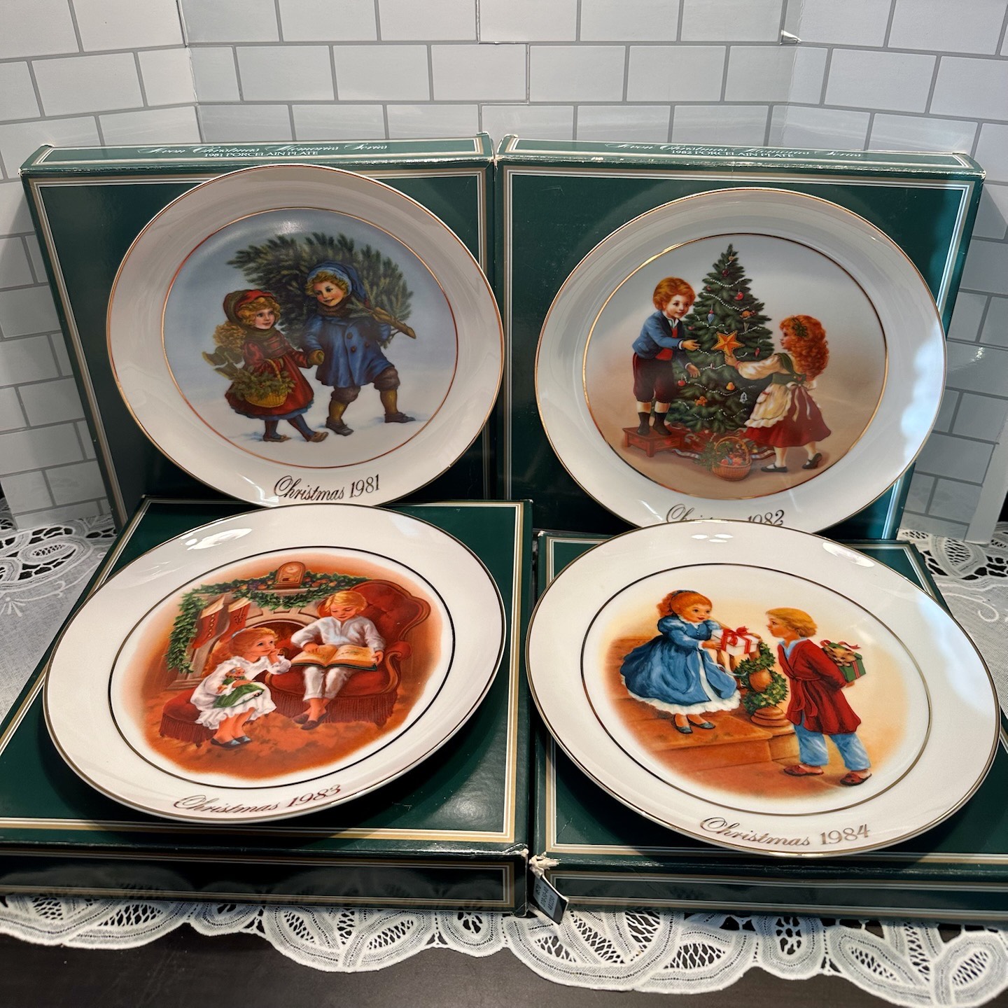 VINTAGE AVON CHRISTMAS PLATES 1981,82,83,84 Lot of 4 Plates Christmas ...
