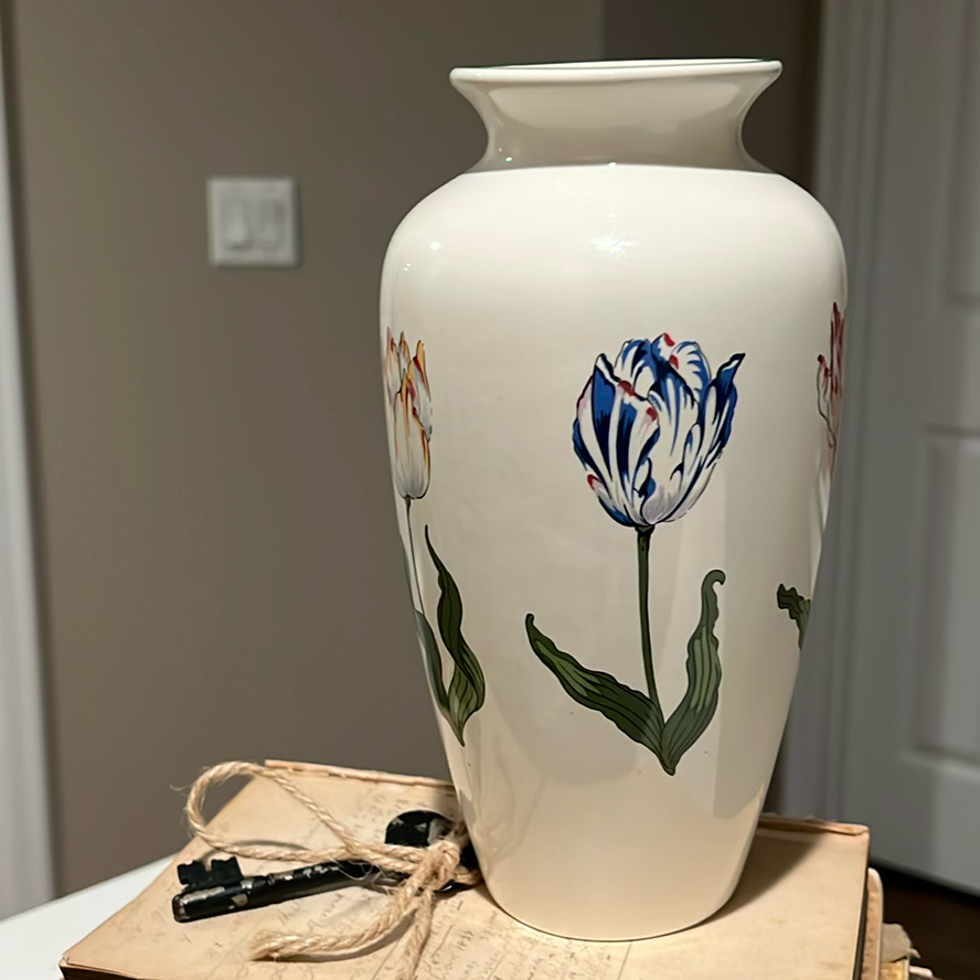 Tiffany And Co, Tulips Vase , Amazing Condition No Chips Or Cracks