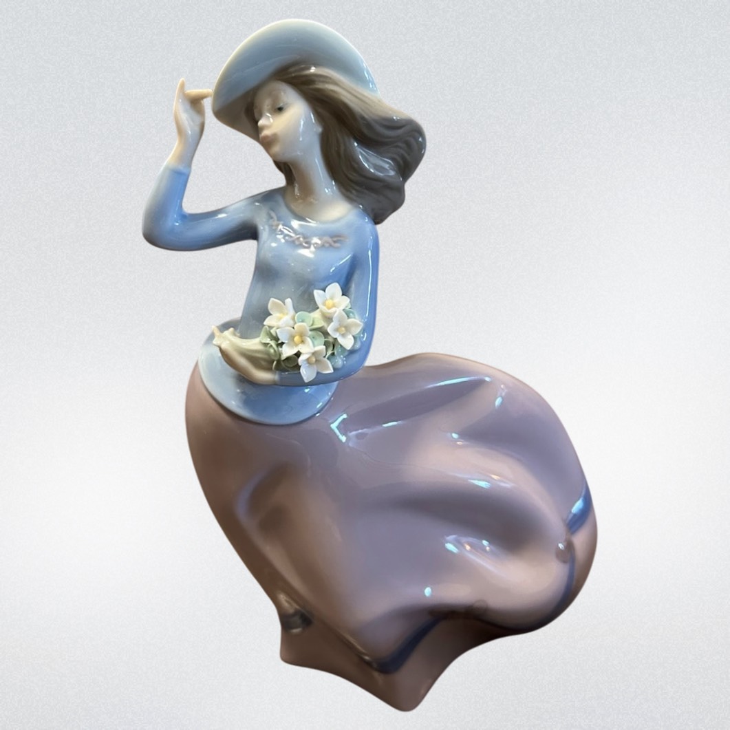 Lladro #5590 “Spring Breeze” Figurine Fine Porcelain H 7” X W 5”