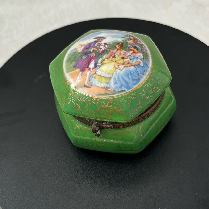 Porcelain powder box/trinket box