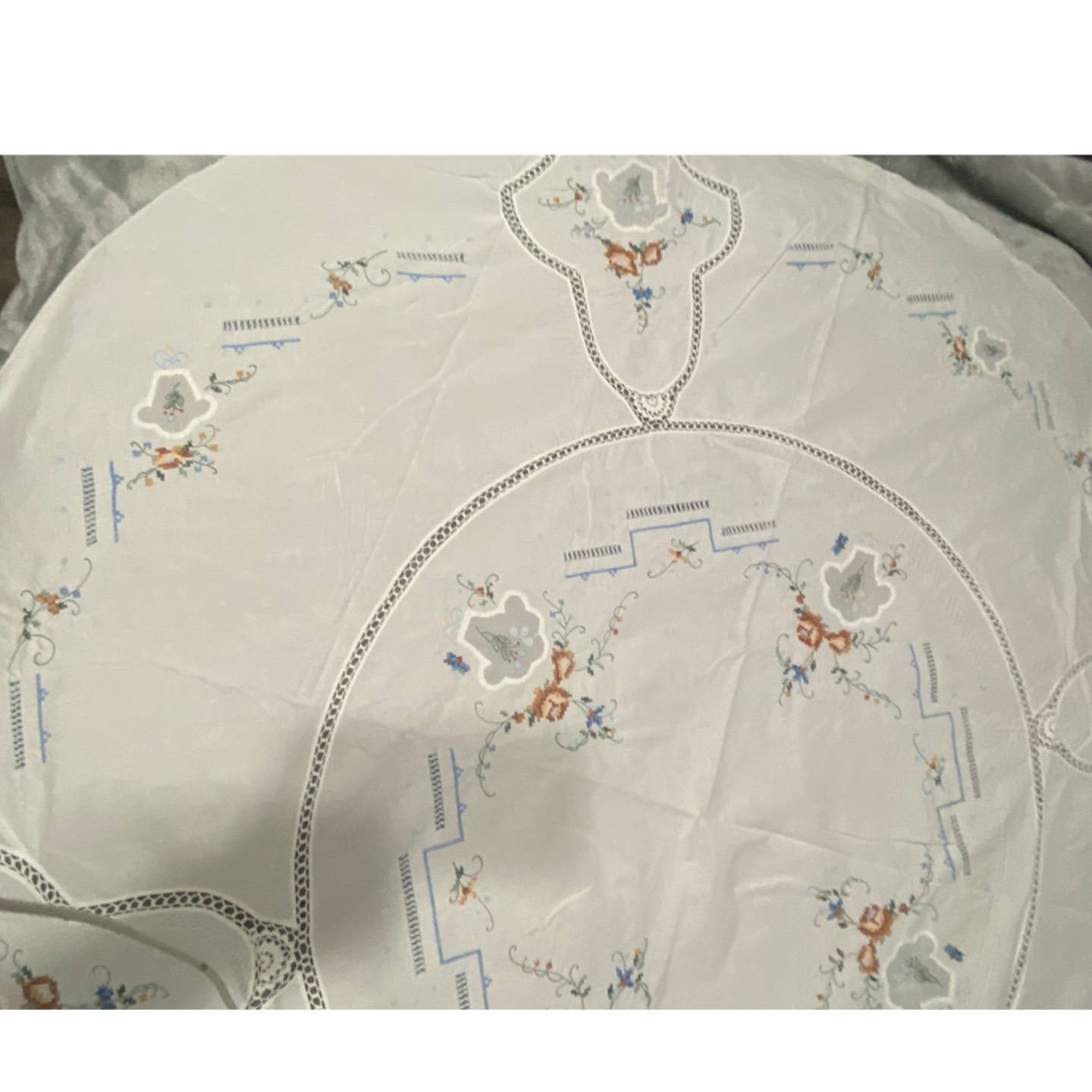 Vintage Keeco Bouquet Sampler 62” Round Tablecloth, Scalloped Edge ...