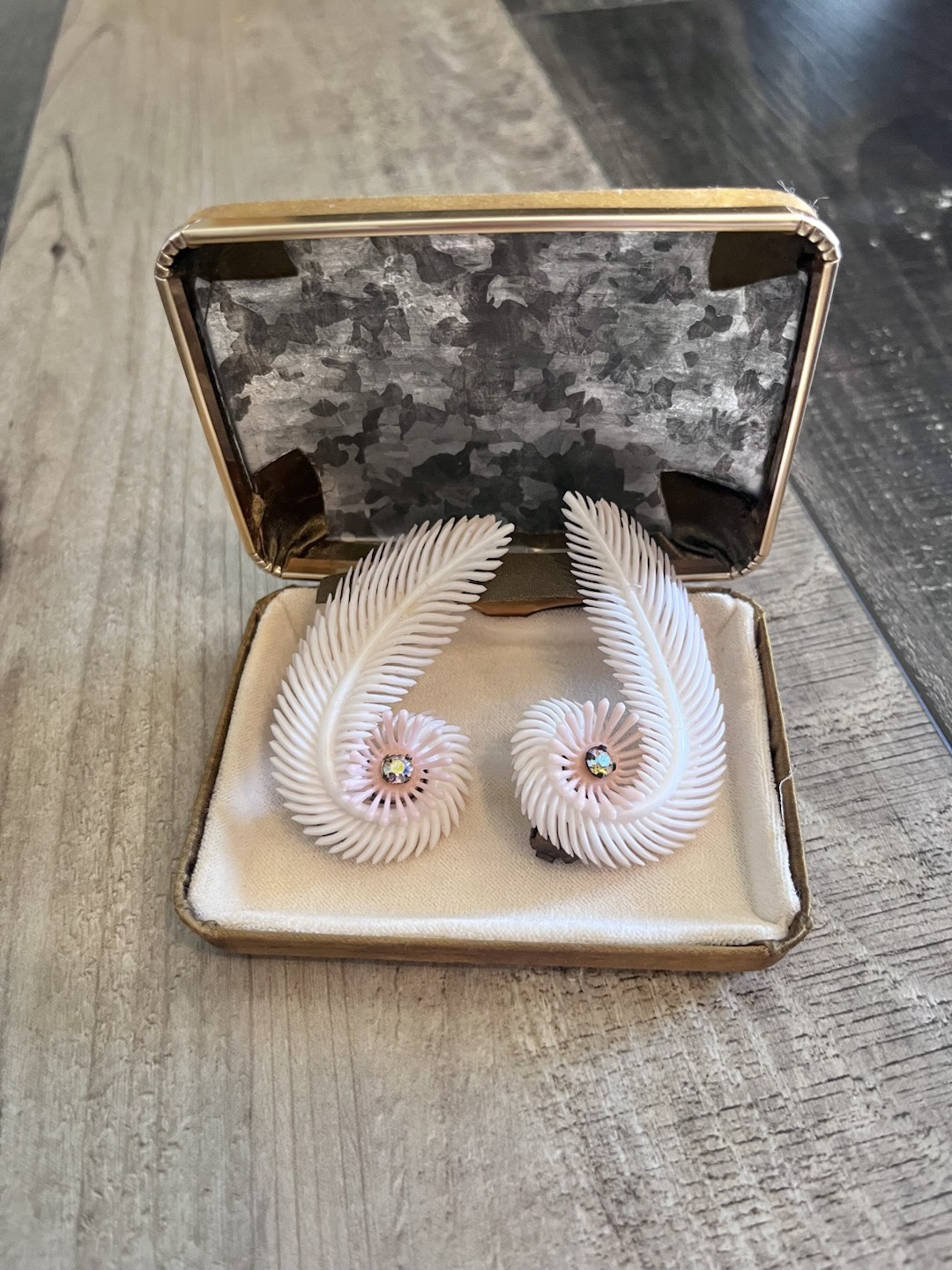 Vintage Plastic Feather Clip on Earrings