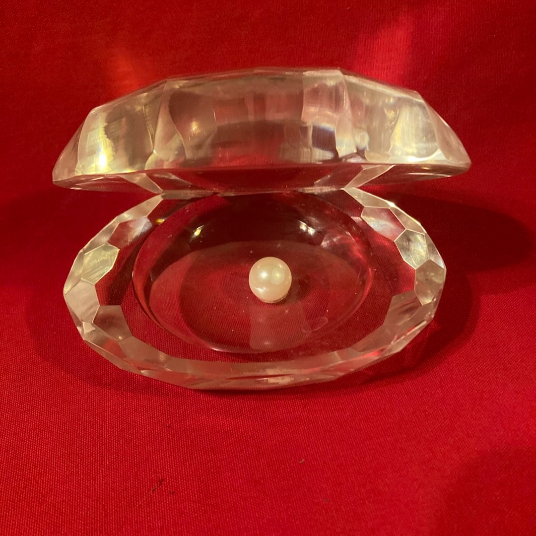 18. VTG Crystal Clam Shell Paperweight