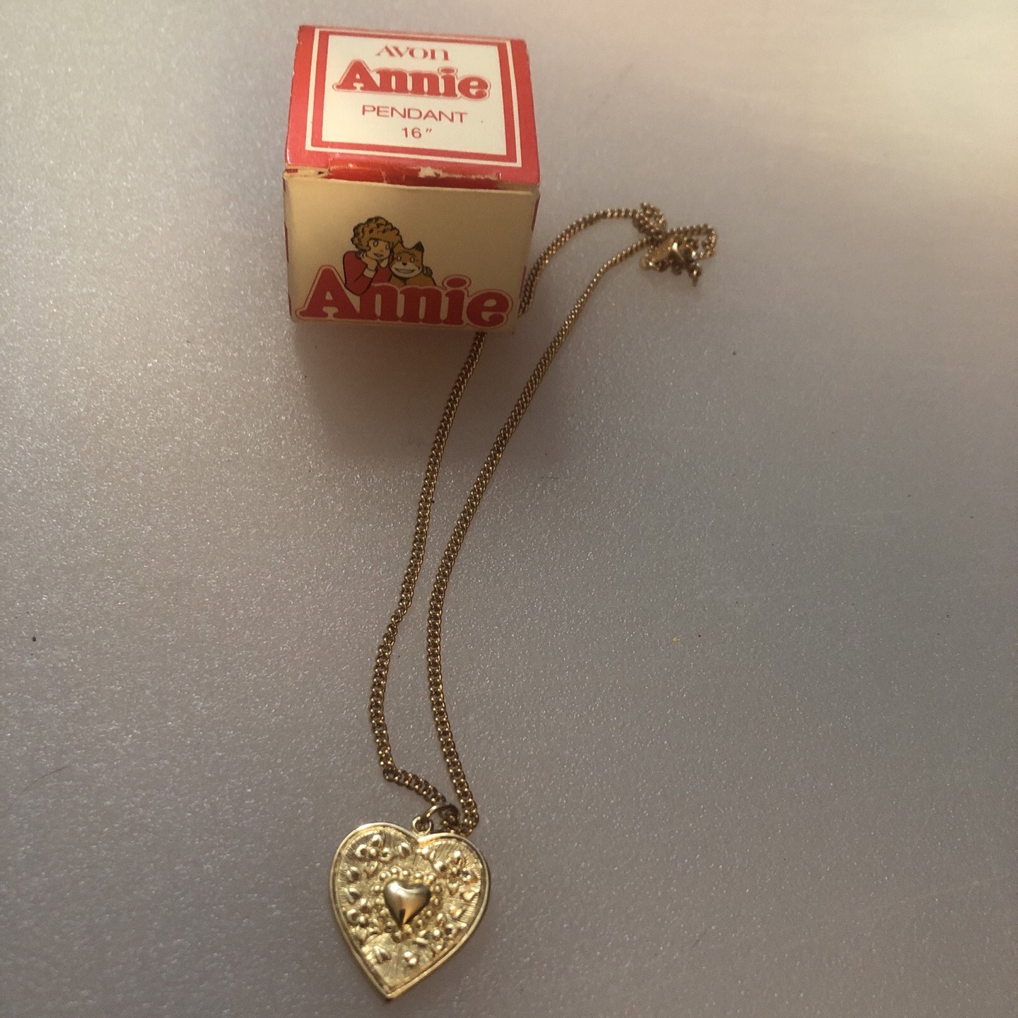 Vtg Avon “Annie” I Love You Gold Tone Necklace 1982