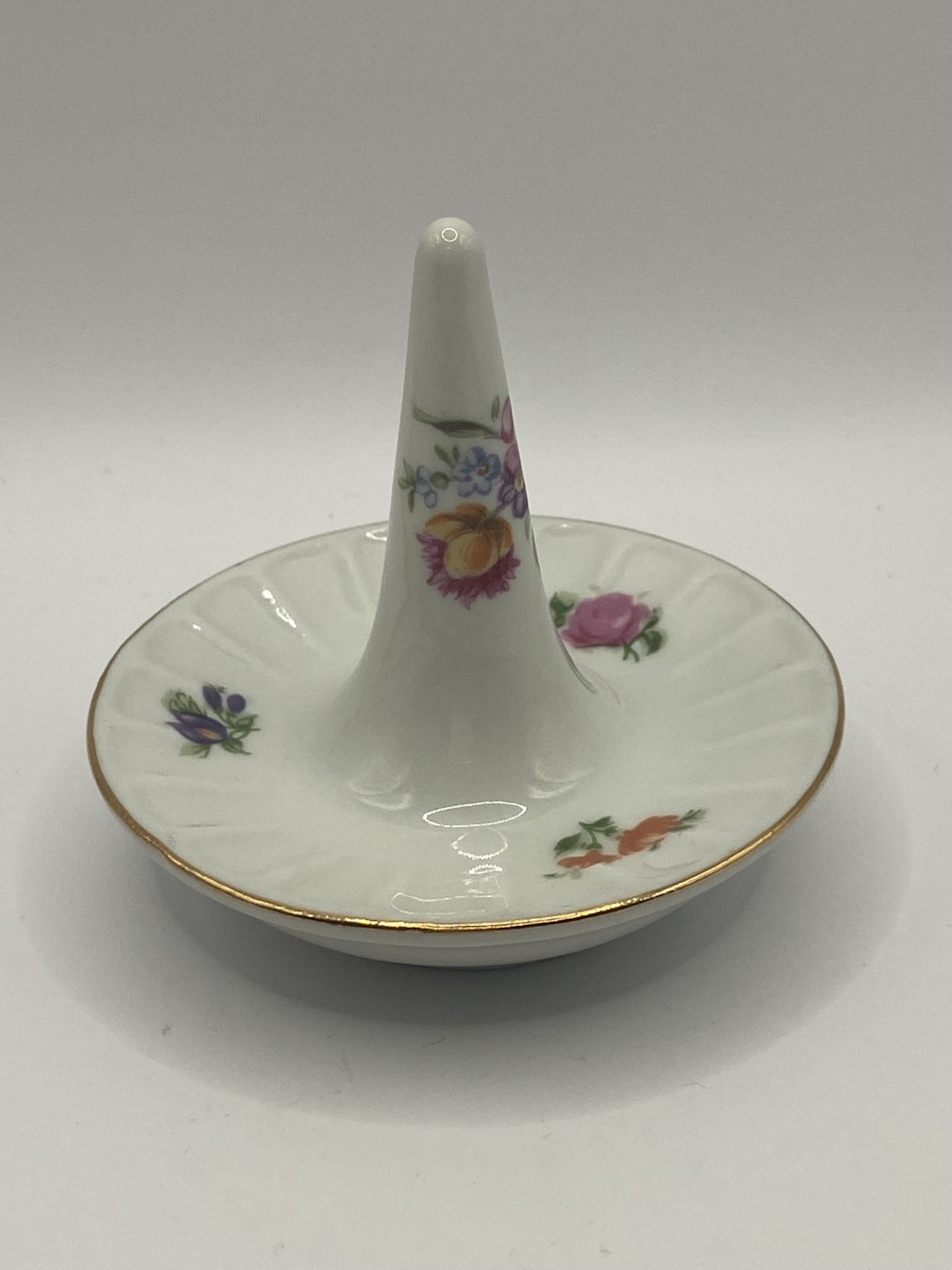 Vtg Crown 1877 CDR Floral Ring Holder, 2 3/4” Round