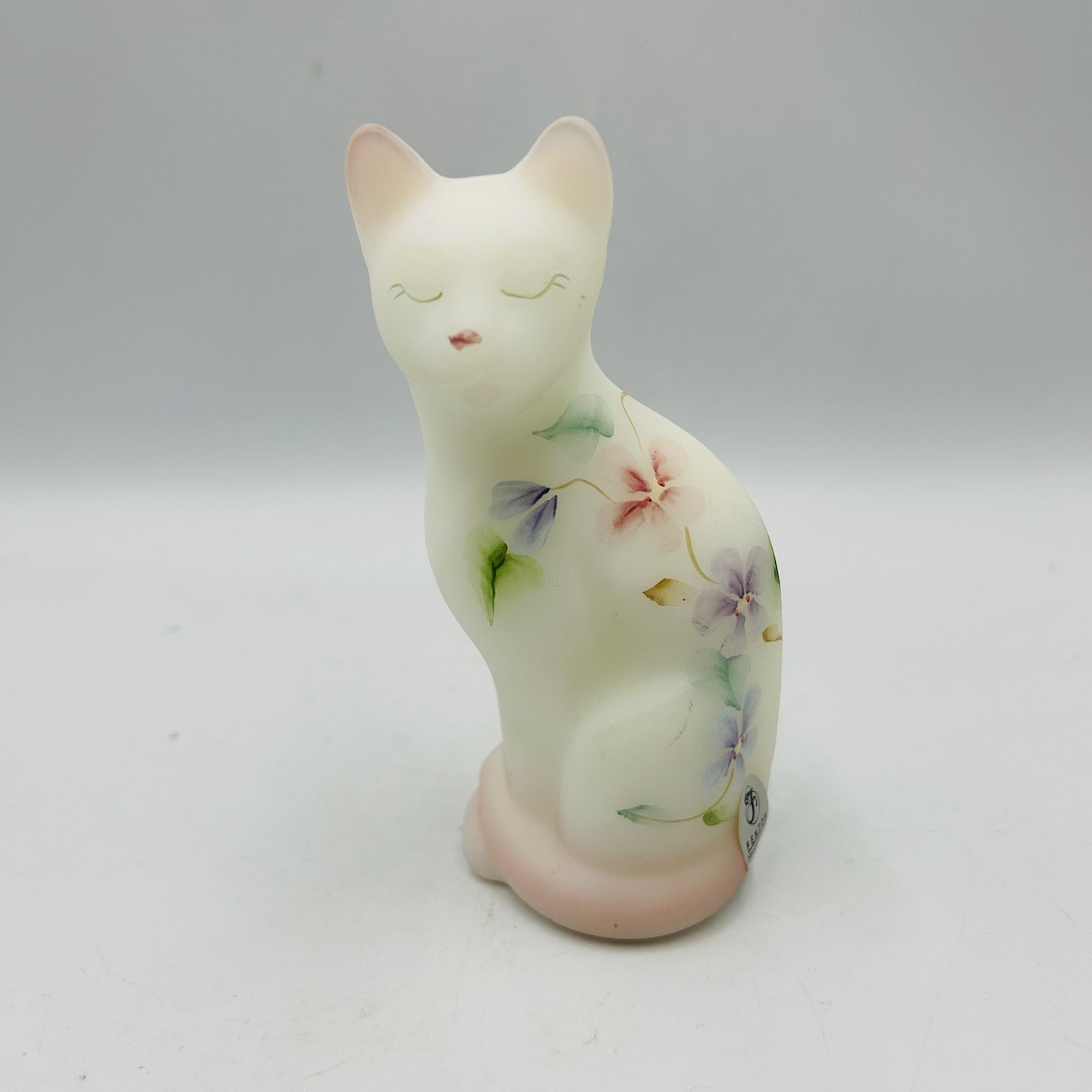 01. Fenton White Satin Cat 5065 EH