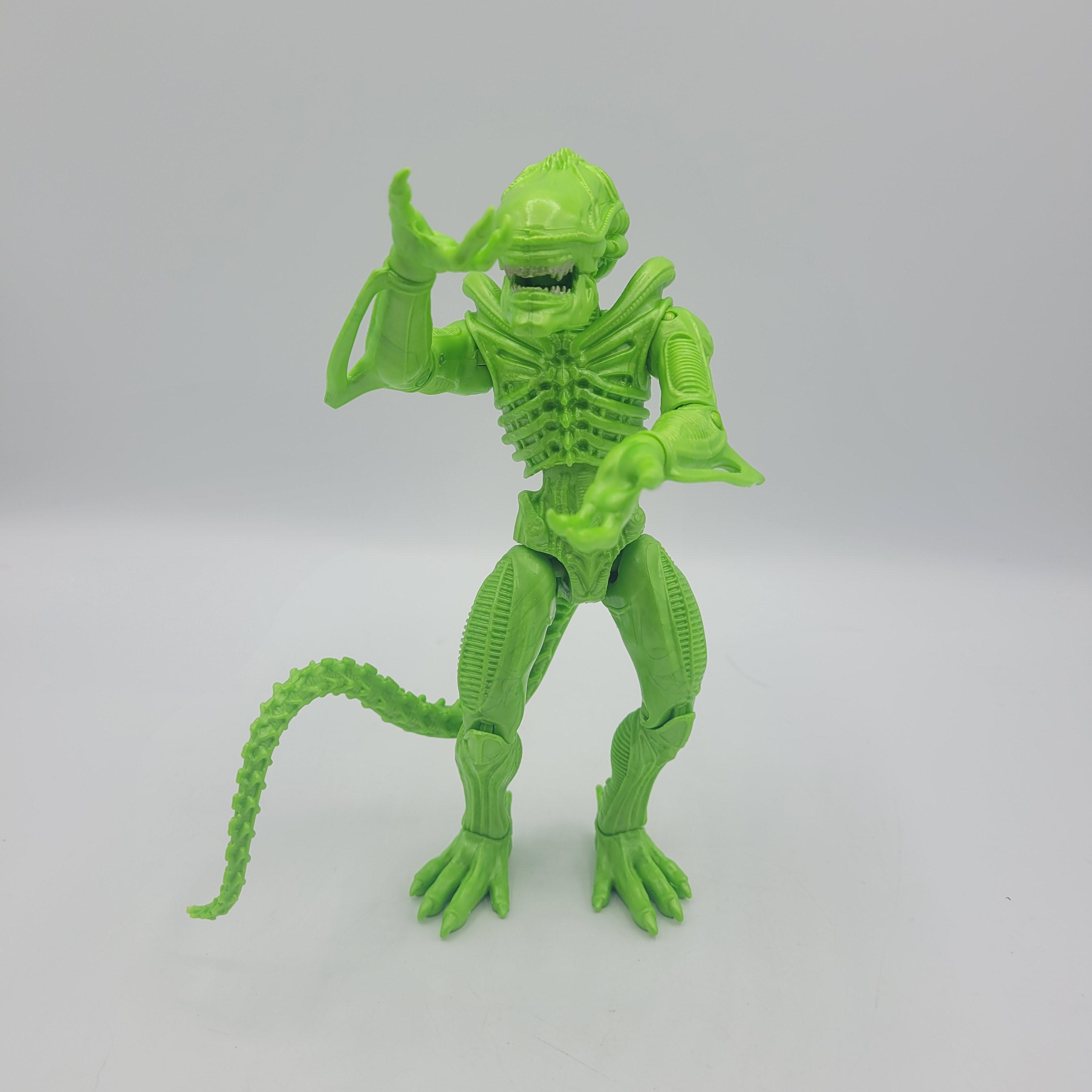 2020 Lanard Aliens Xenomorph Warrior Glow in the Dark Edition Action Figure
