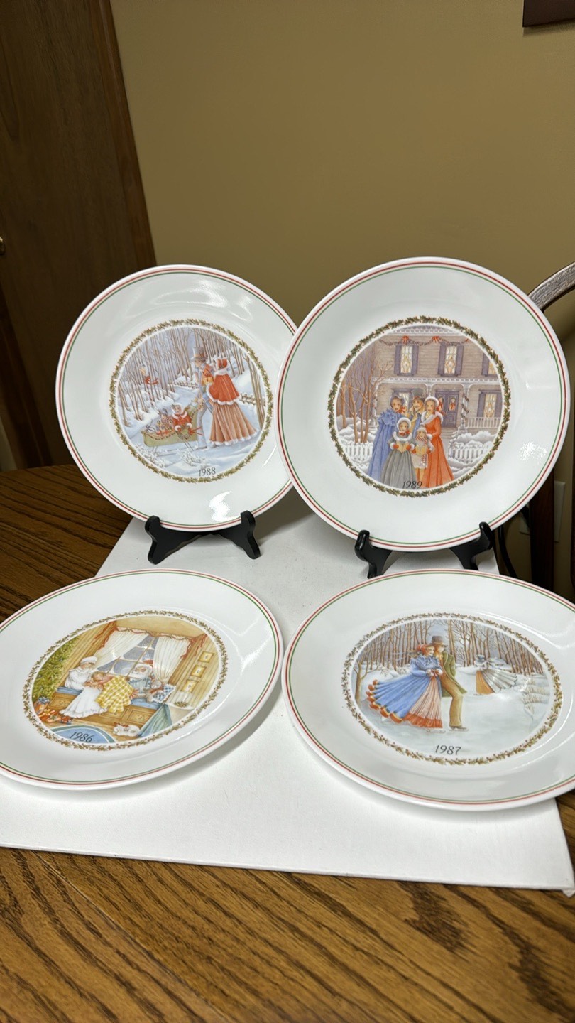Corelle Corning Christmas Series Collectable Plates 10.25" 1986-1989