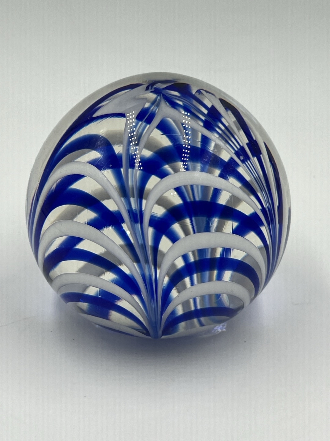 09 Metropolitan Museum of Art MMA Blue & White Art Glass Paperweight 3”