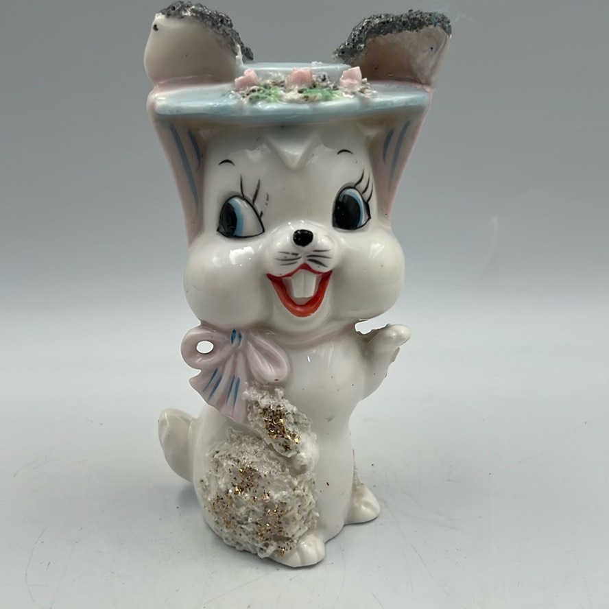 38A Kitschy Mid Century Anthropomorphic Spaghetti Trim Mouse With Hat 5.5”