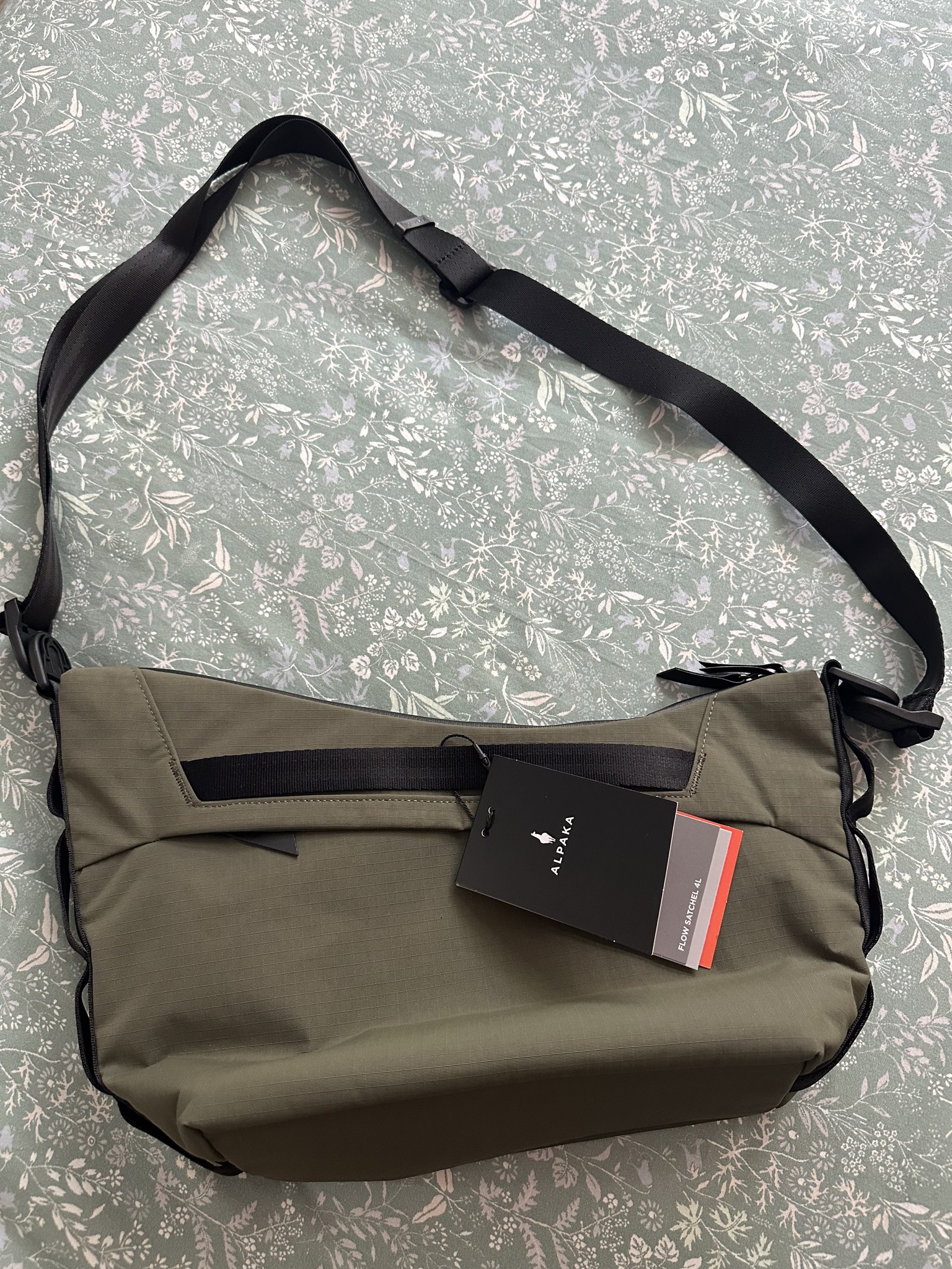 Alpaka Flow Satchel 4L - BRAND NEW w/ TAGS