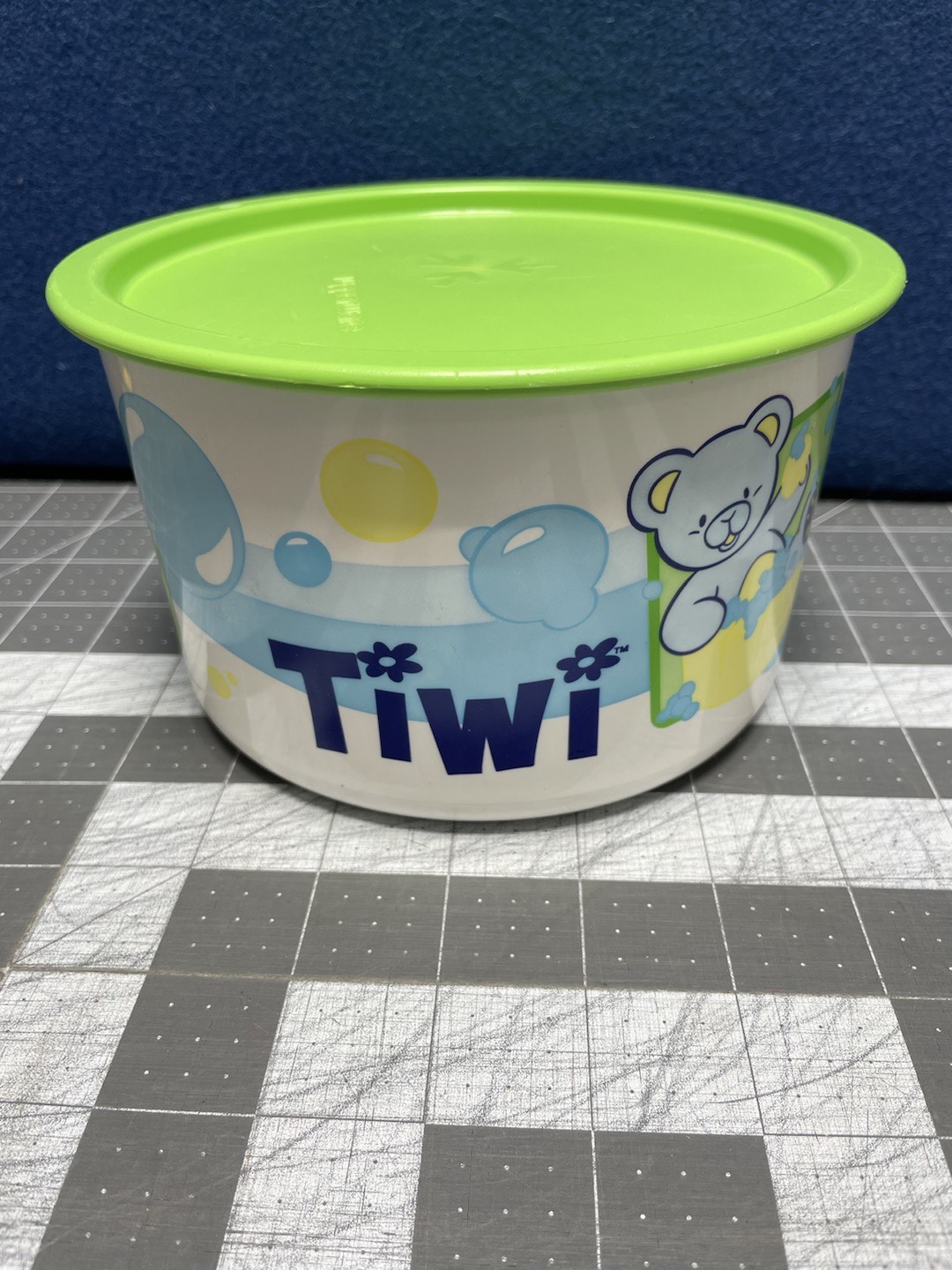 Tupperware Canister Tiwi C 2709A-1
