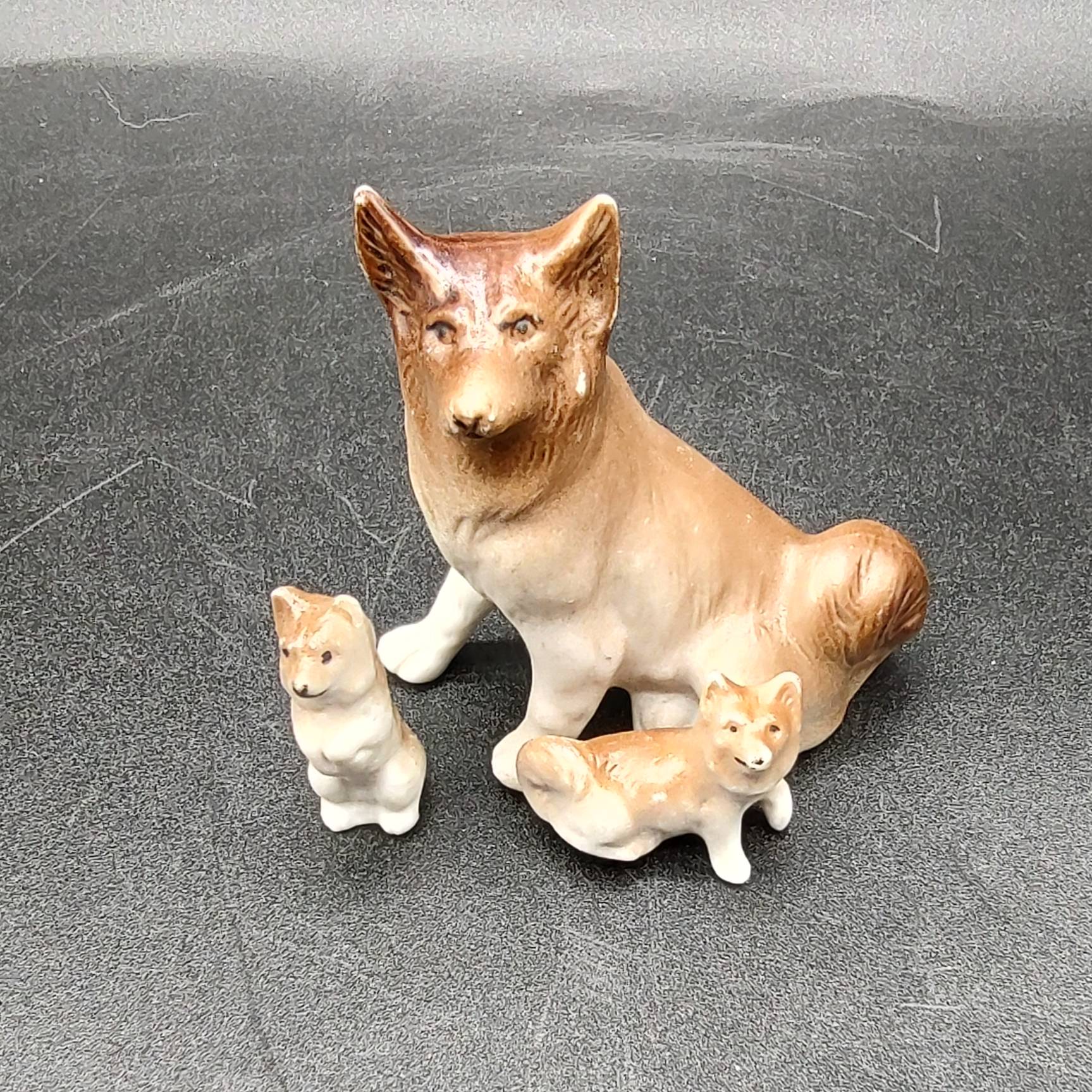 Vtg Ceramic German Shepherd Mother With Puppies Figurines