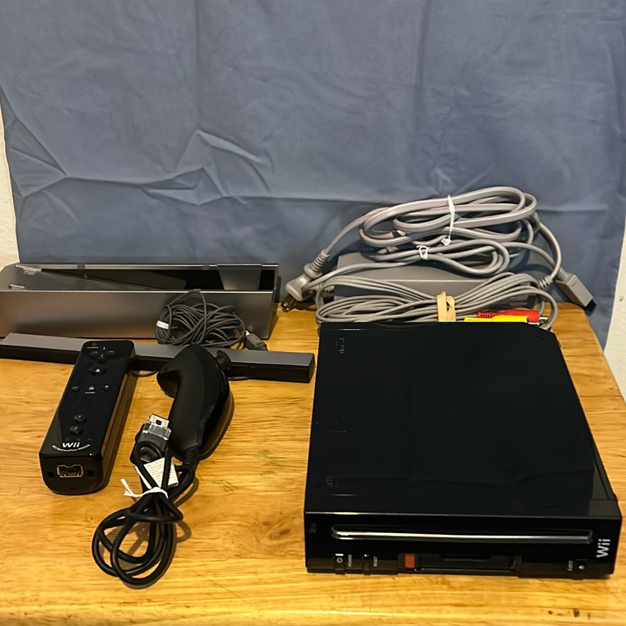 Nintendo WII Model RVL-001 USA Black System Plus 3 Games Included