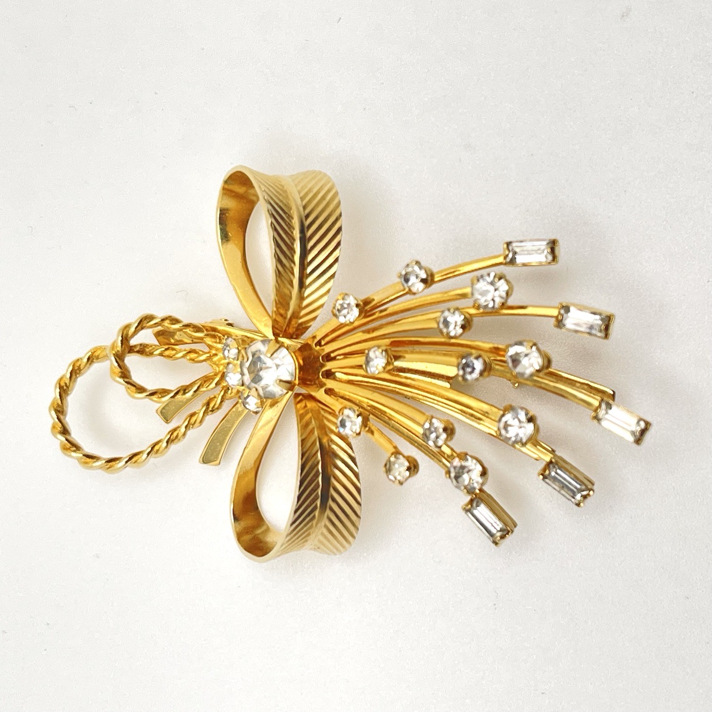 Vtg Sarah Coventry Signed Vogue Brooch Pin Goldtone Bow & Rhinestone Spray
