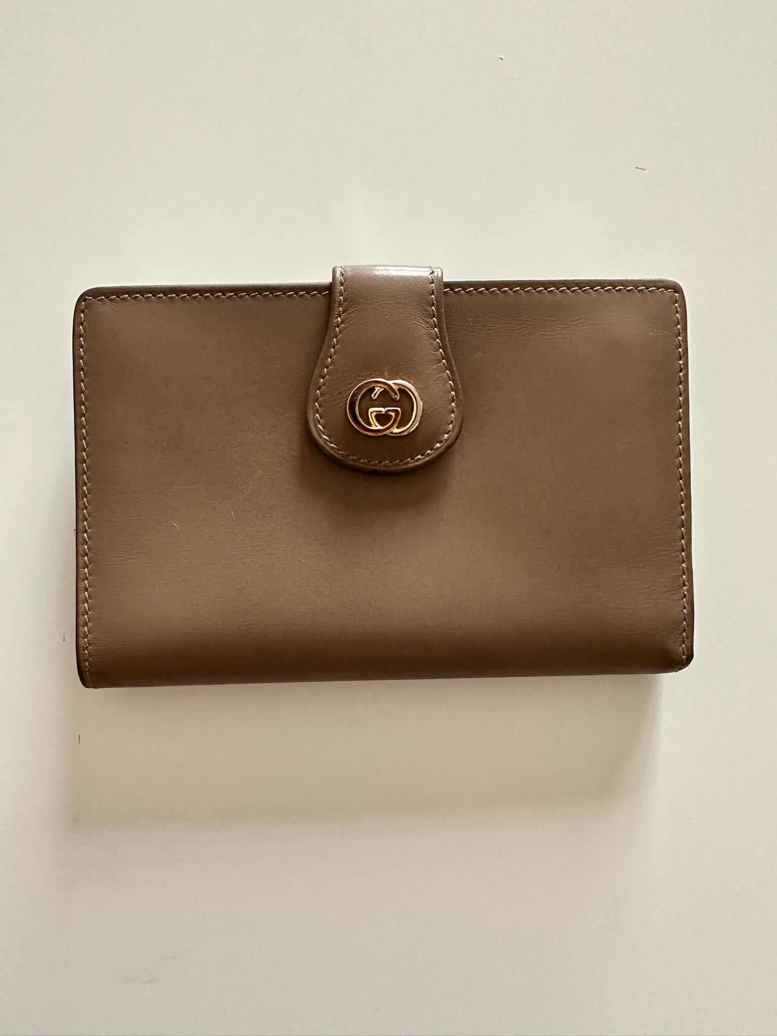 Vintage Gucci Kisslock compact wallet