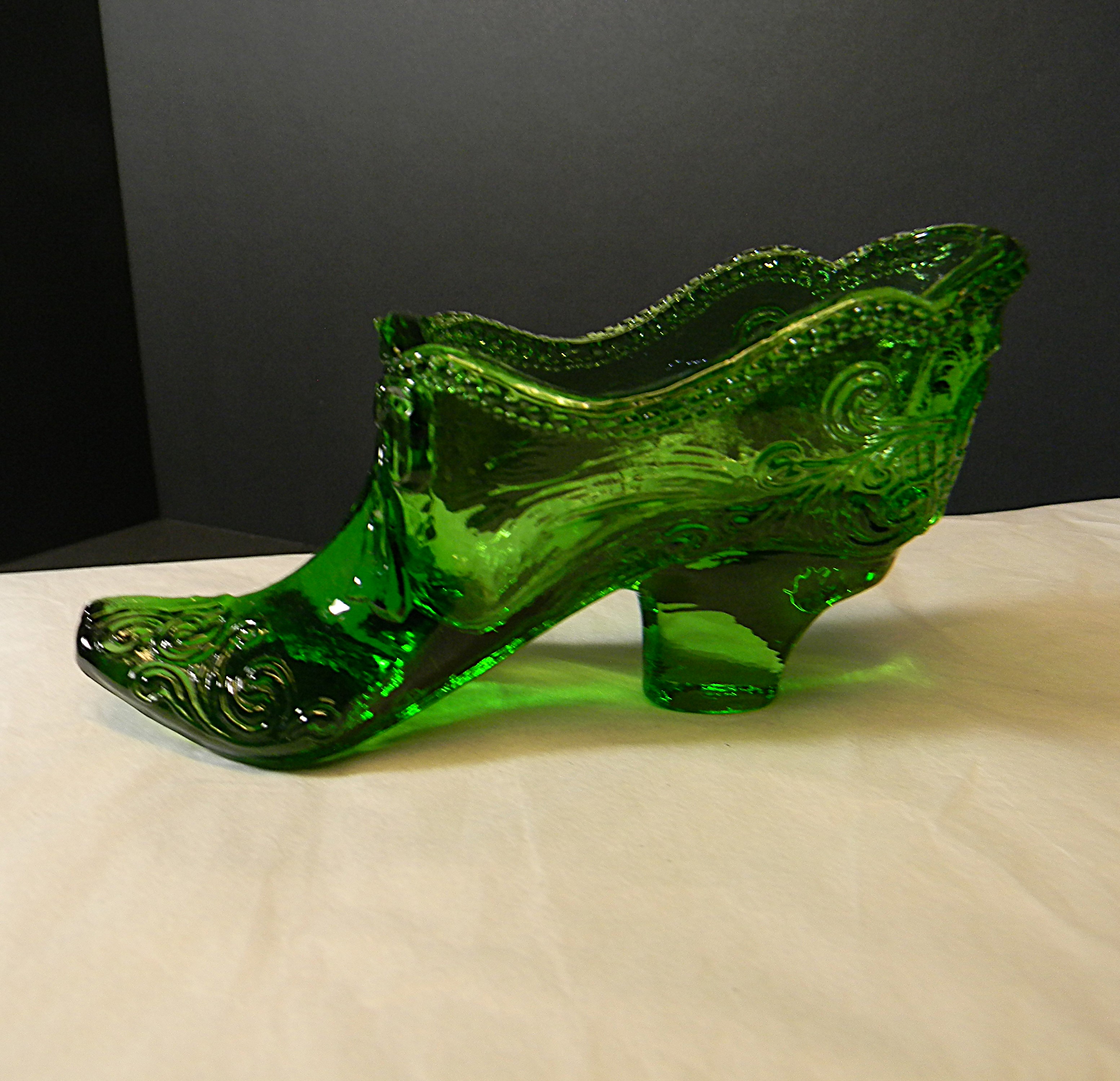 Art Glass Victorian Style Glass Shoe/ slipper. ( 4" L X 2 1/4" H)