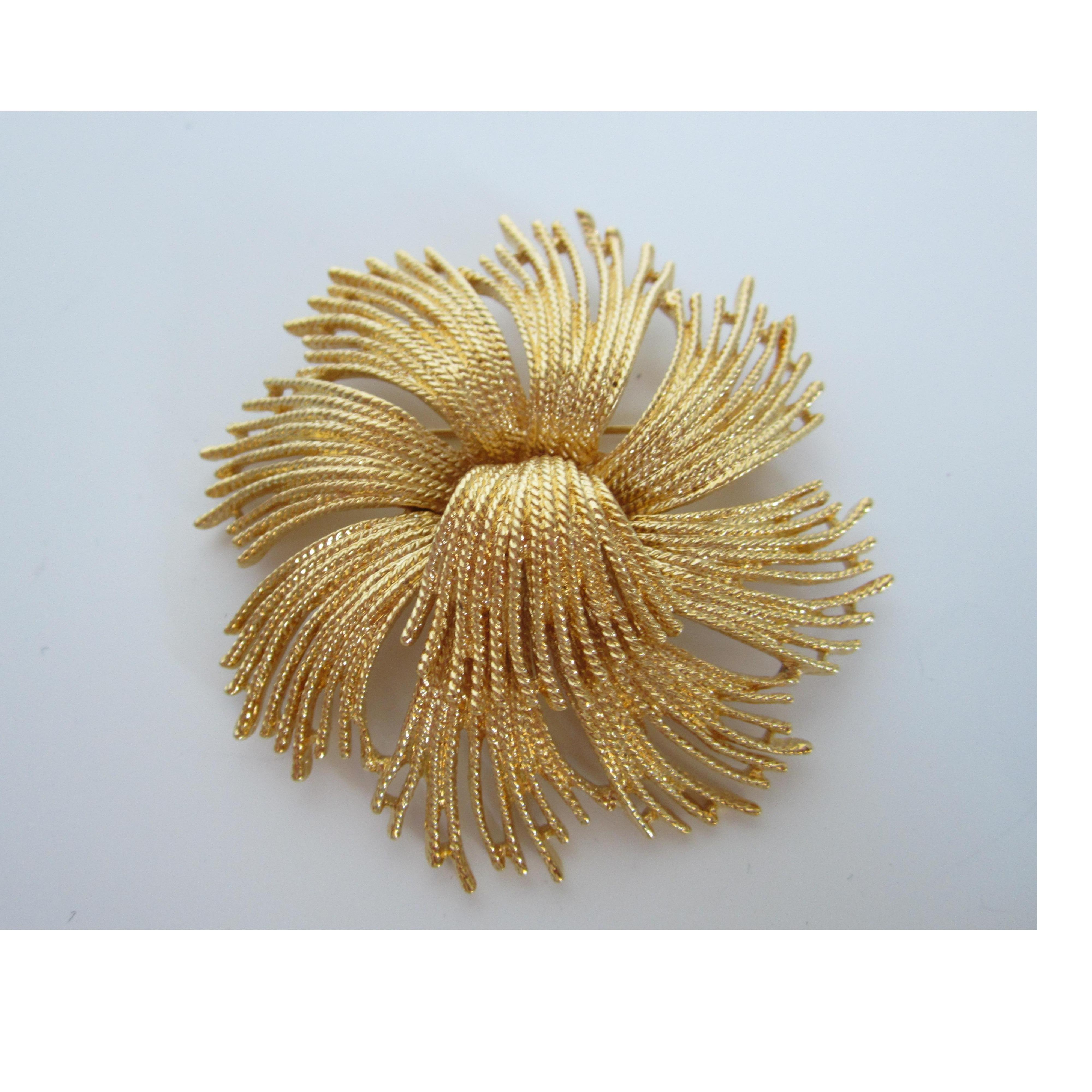 Large vintage Monet Cordelia flower brooch