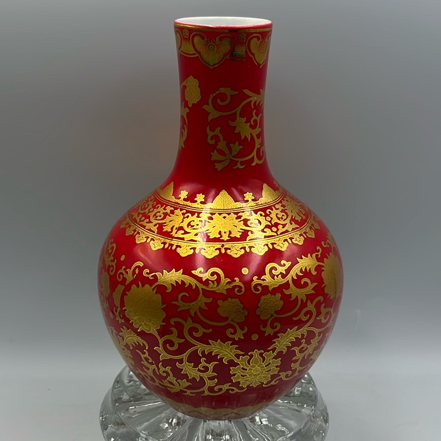 Chinese Red Porcelain Ornate Gilt Vase 9”