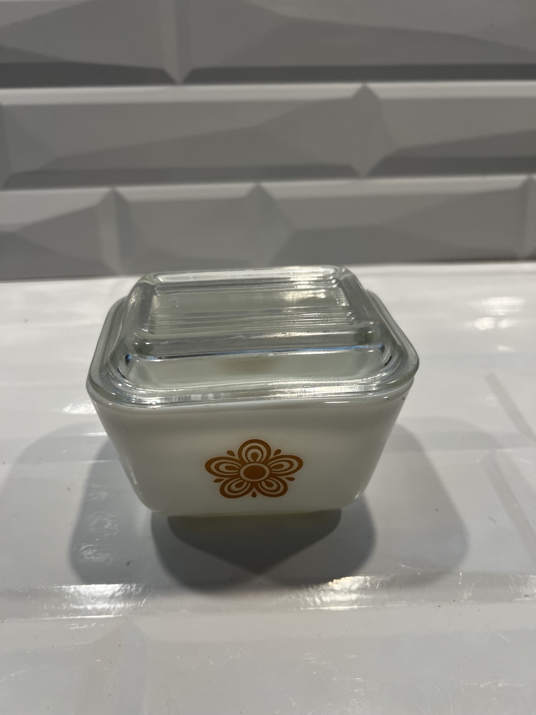 PYREX 501 B BUTTERFLY GOLD 1-1/2 CUP FRIDGIE REFRIGERATOR DISH W/LID