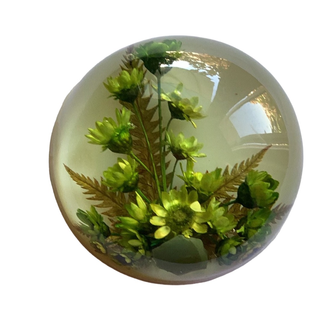 05. Vintage Lucite Acrylic Paperweight With Green Straw Flowers