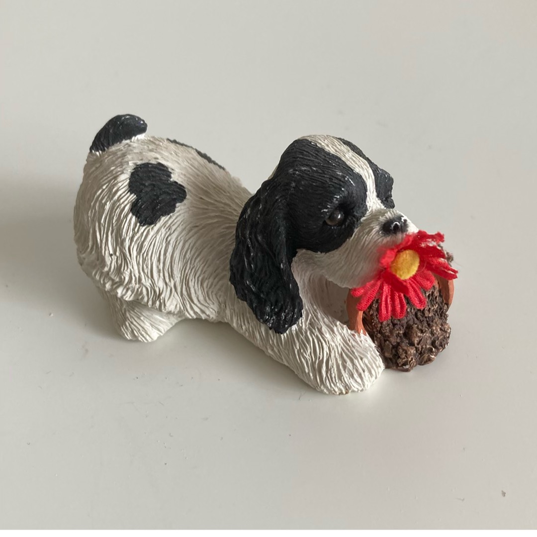 Sandicast Pesky Peppers Cocker Spaniel Holding Flower Pot B05