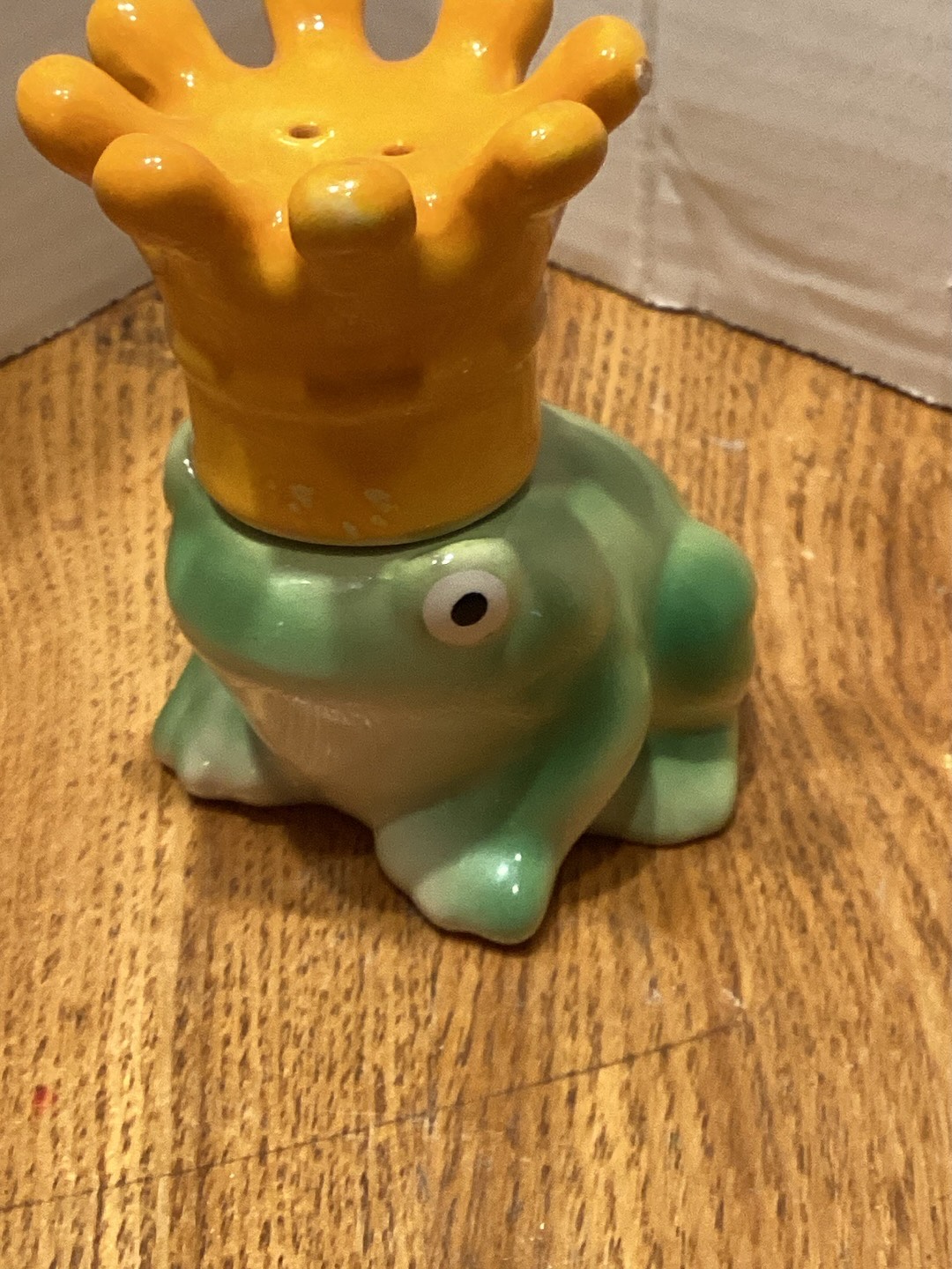Frog with crown top salt and pepper shakers