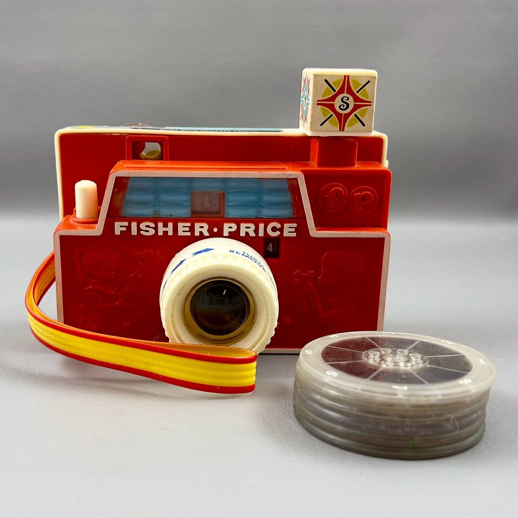 011 1968 Fisher Price Changeable Picture Disc Camera With 11 Picture Discs