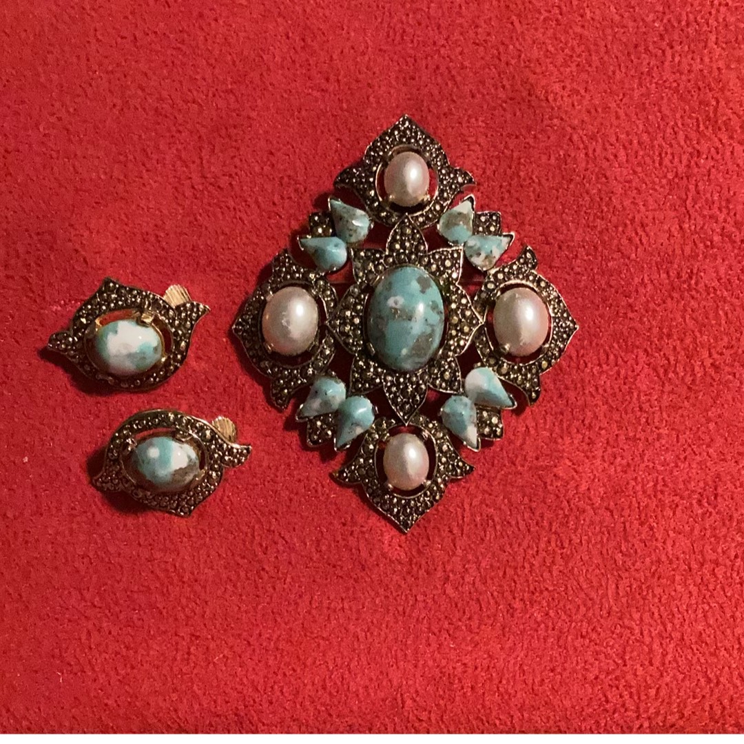 Vintage 1960s Sarah Coventry Goldtone Set ~ Brooch and Matching Earrings.