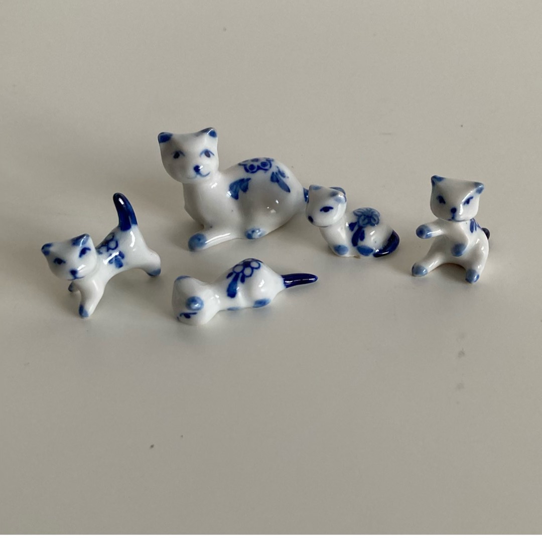 Set of 5 Miniature Delft Porcelain Mother Cat And Tiny Kittens