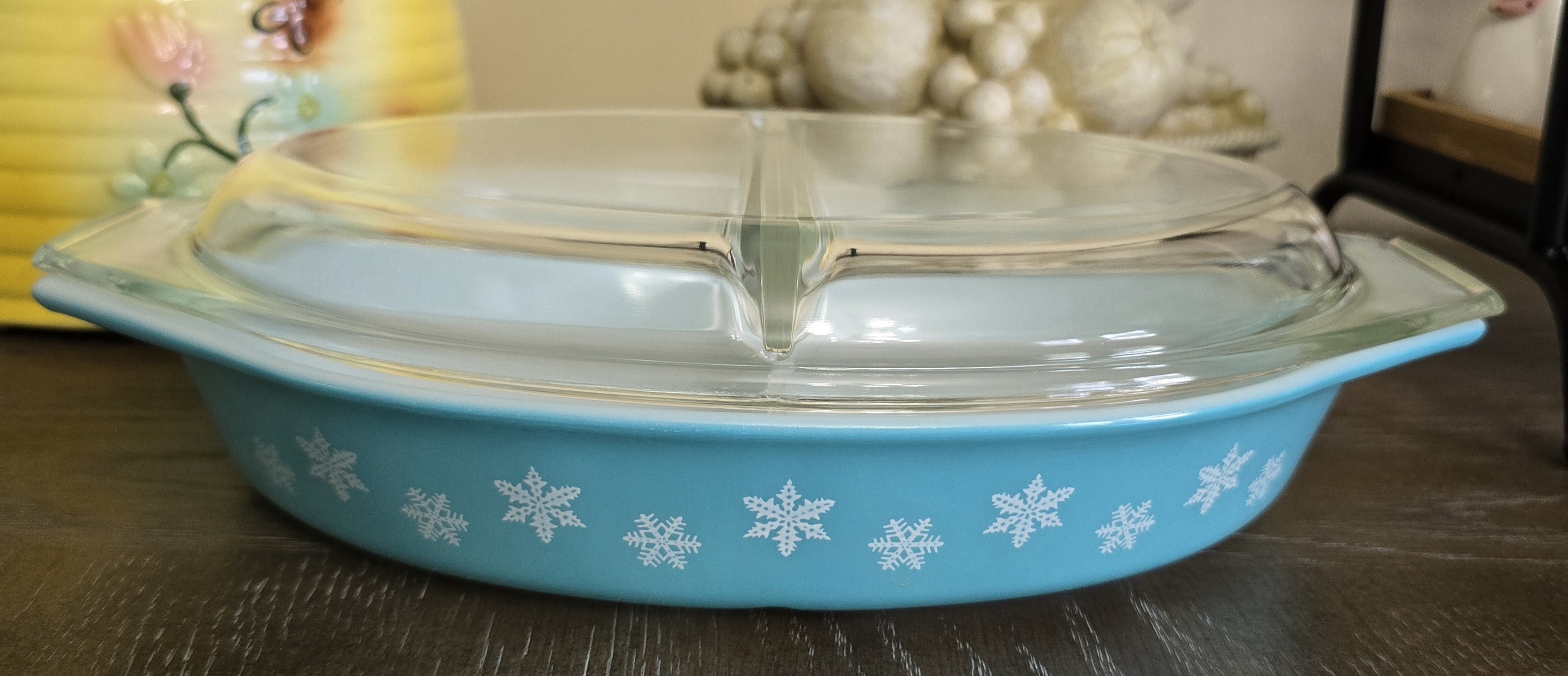 Pyrex Turquoise Snowflake 1- 1/2 qt divided dish